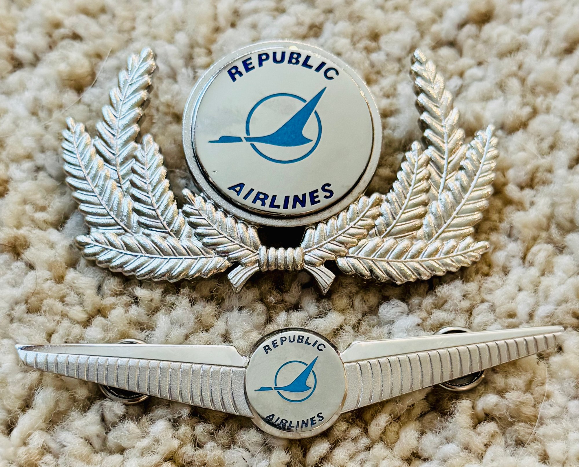 Vintage Republic Airlines Pilot Wings Pins #221581 | Auctionninja.com