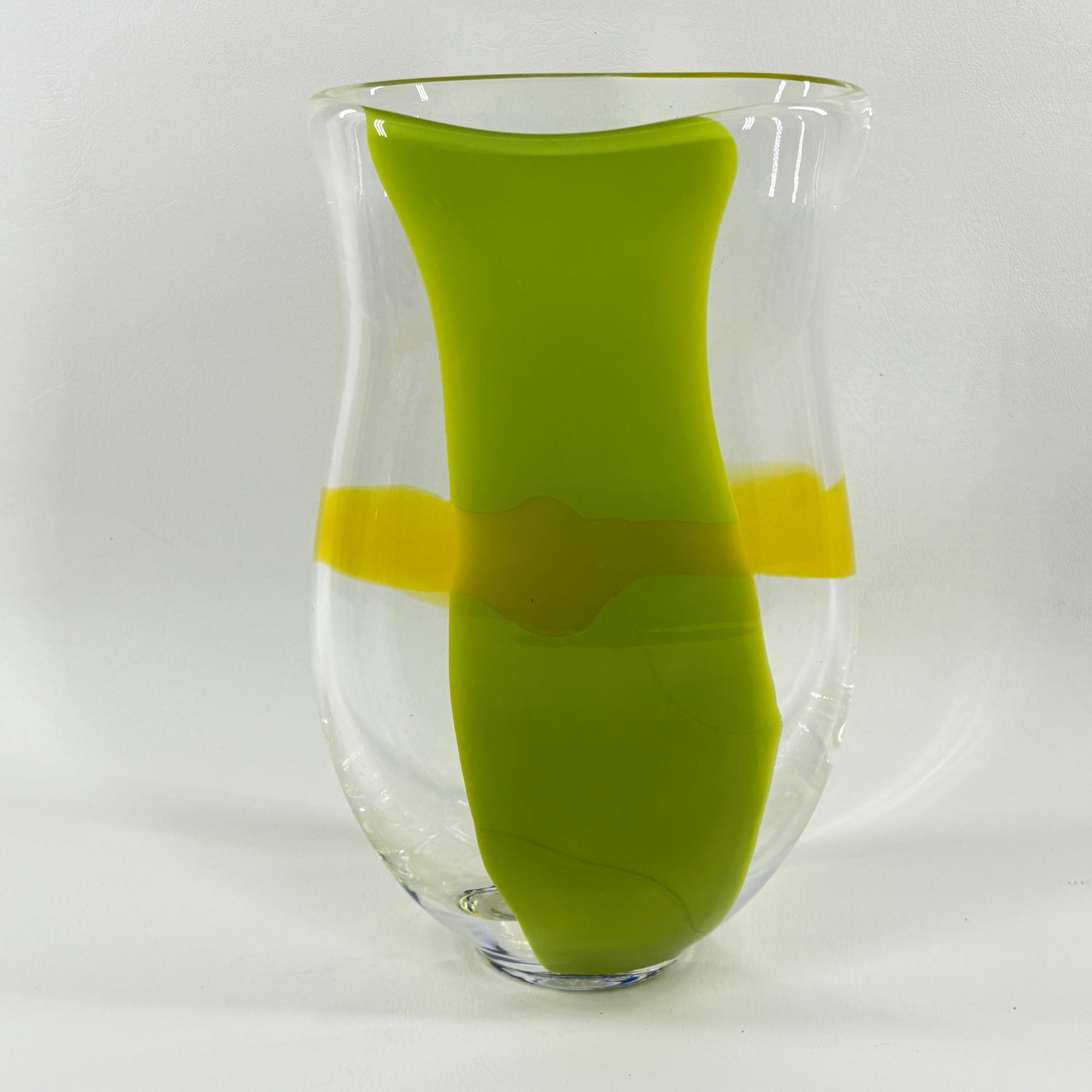 Beth Fishman Signed Hand Blown Glass 9.25" Vase #43766 | Auctionninja.com