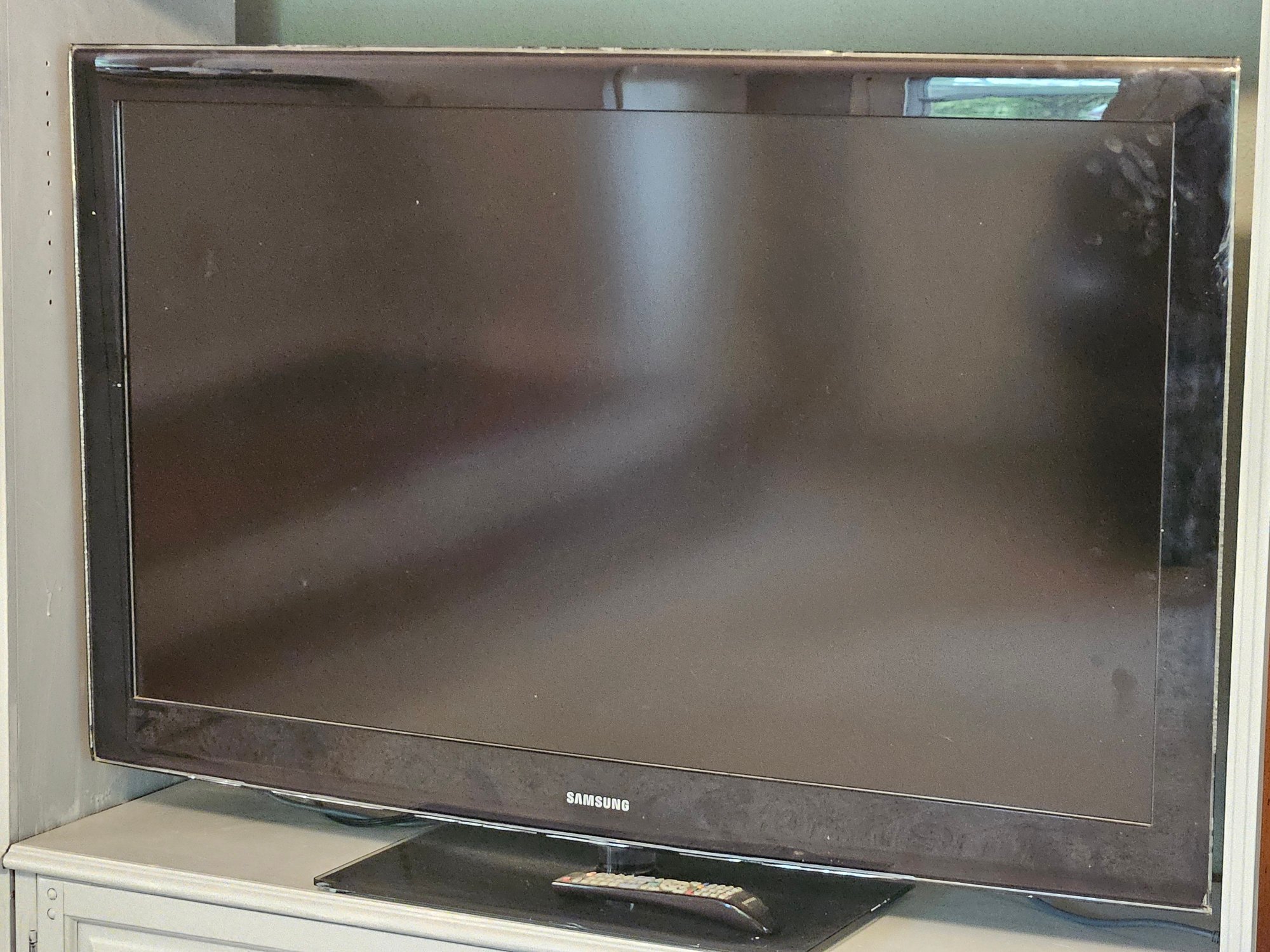 Samsung 52" LCD TV On Swivel Stand #16187 | Auctionninja.com