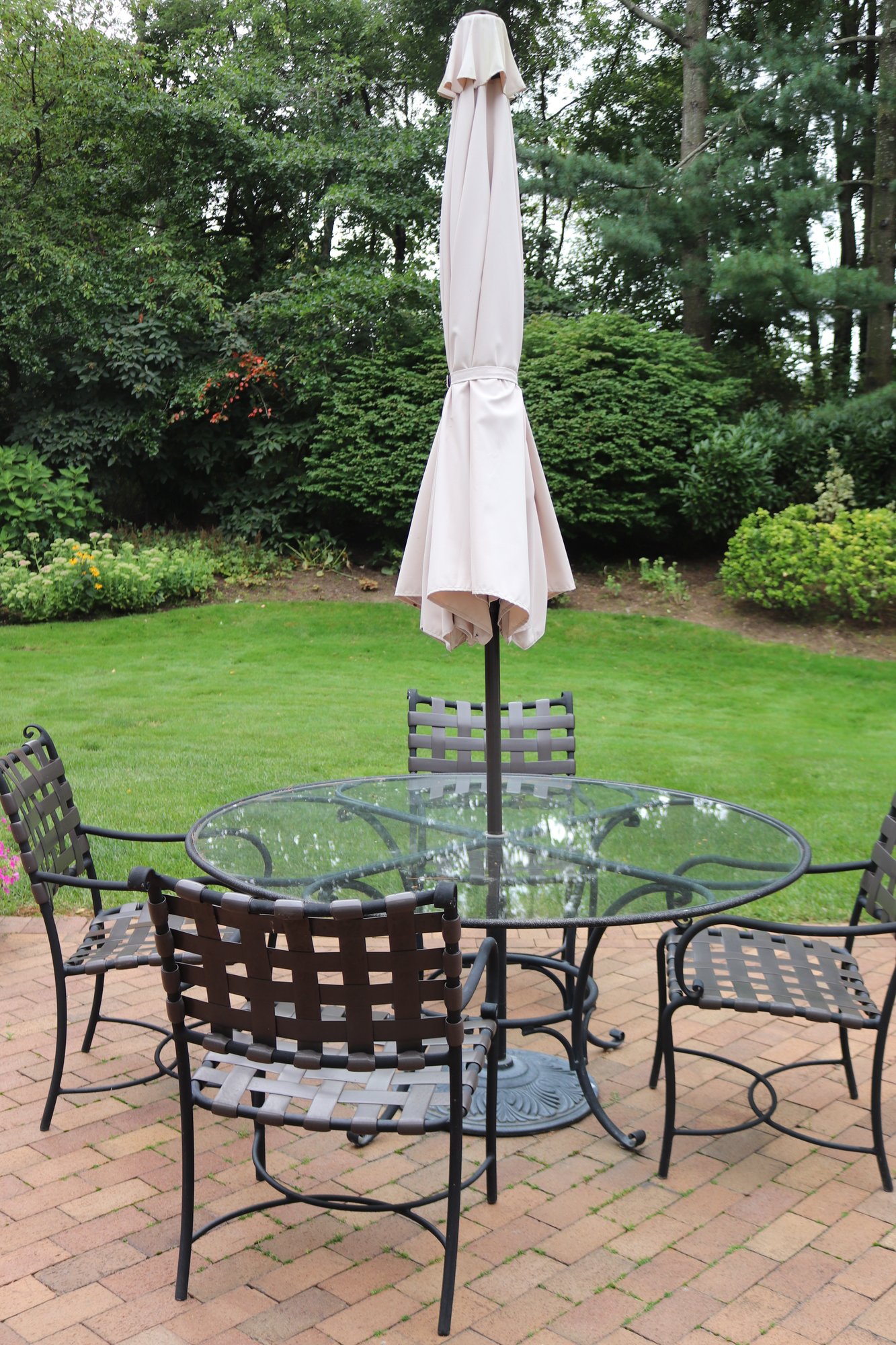 Ornate Brown Jordan Outdoor Aluminum Circular Patio Set With 4 Woven ...