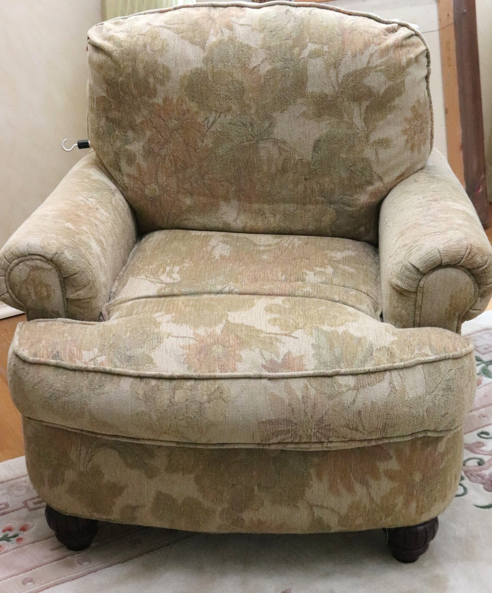 Cozy Arm Chair #50416 | Auctionninja.com