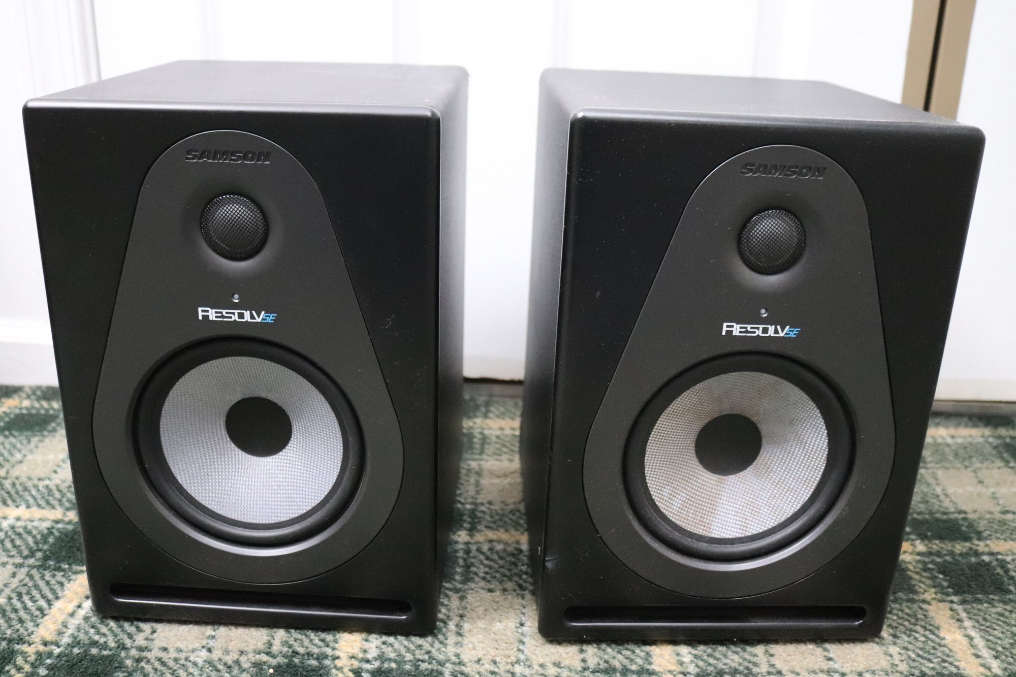 A Pair Of Samson Resolv SE6 Speakers #42821 | Auctionninja.com
