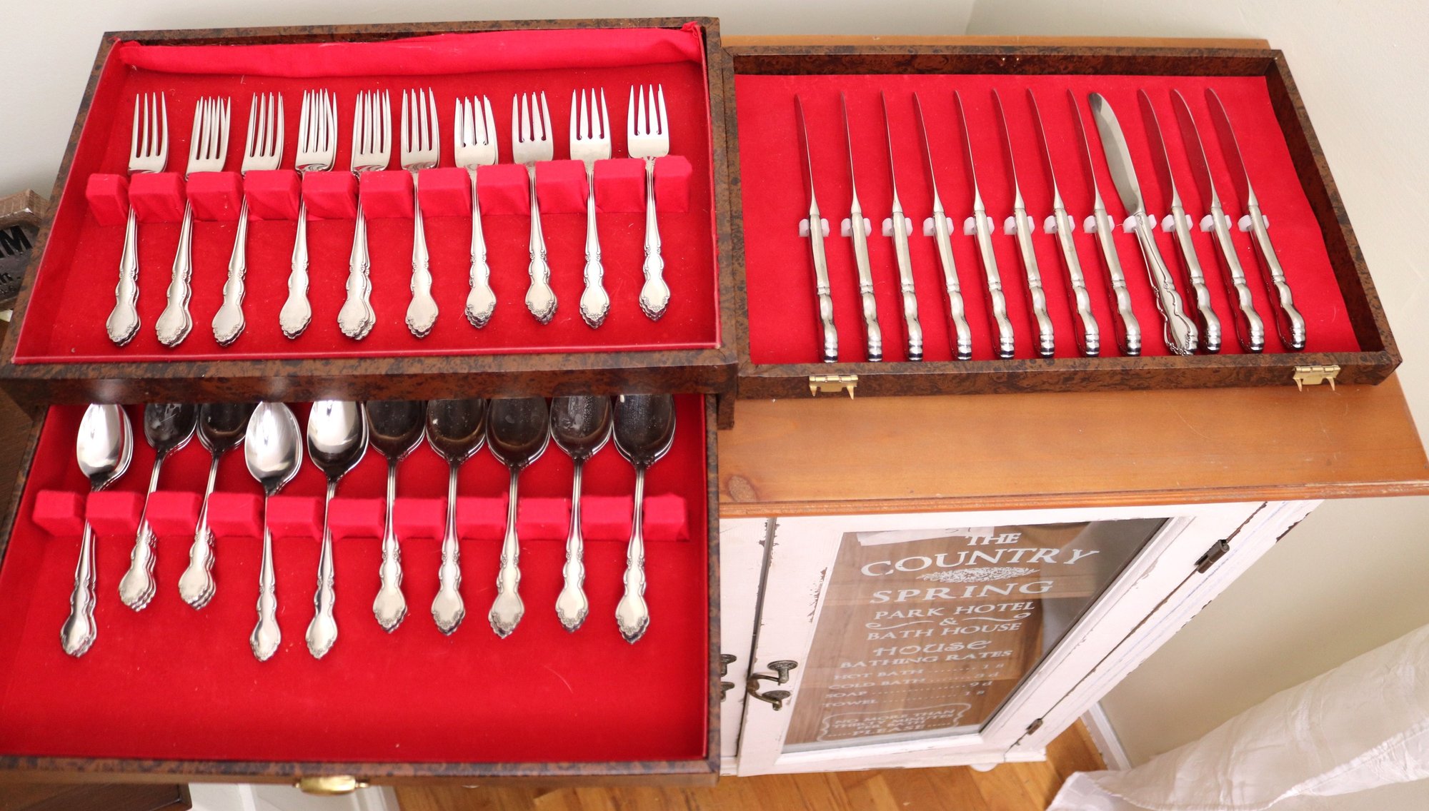 Oneida Stainless Flatware Service For 12 With Chest ( Missing 2 Spoons ...