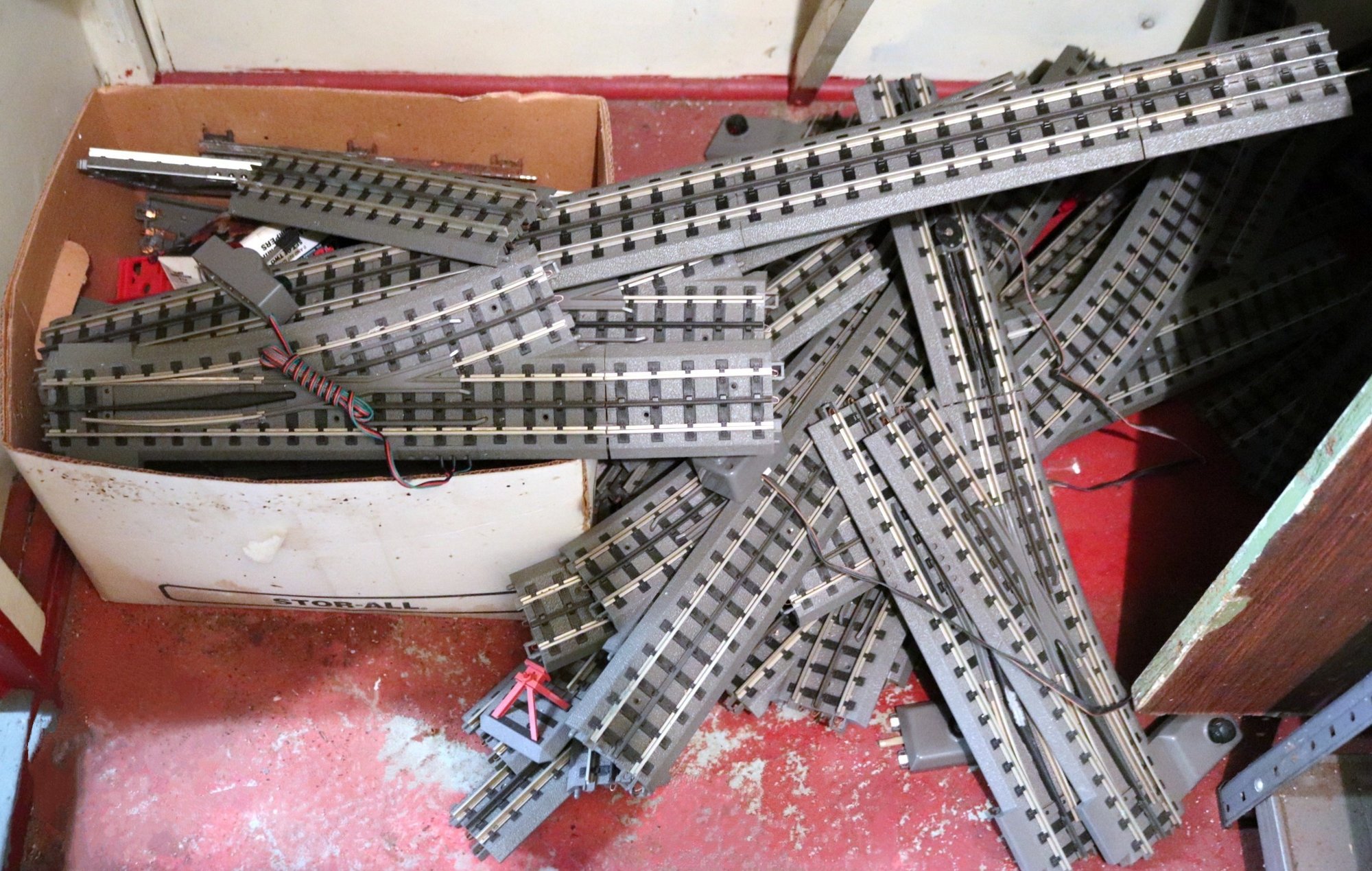Large Assortment Of Train Tracks #61405 | Auctionninja.com