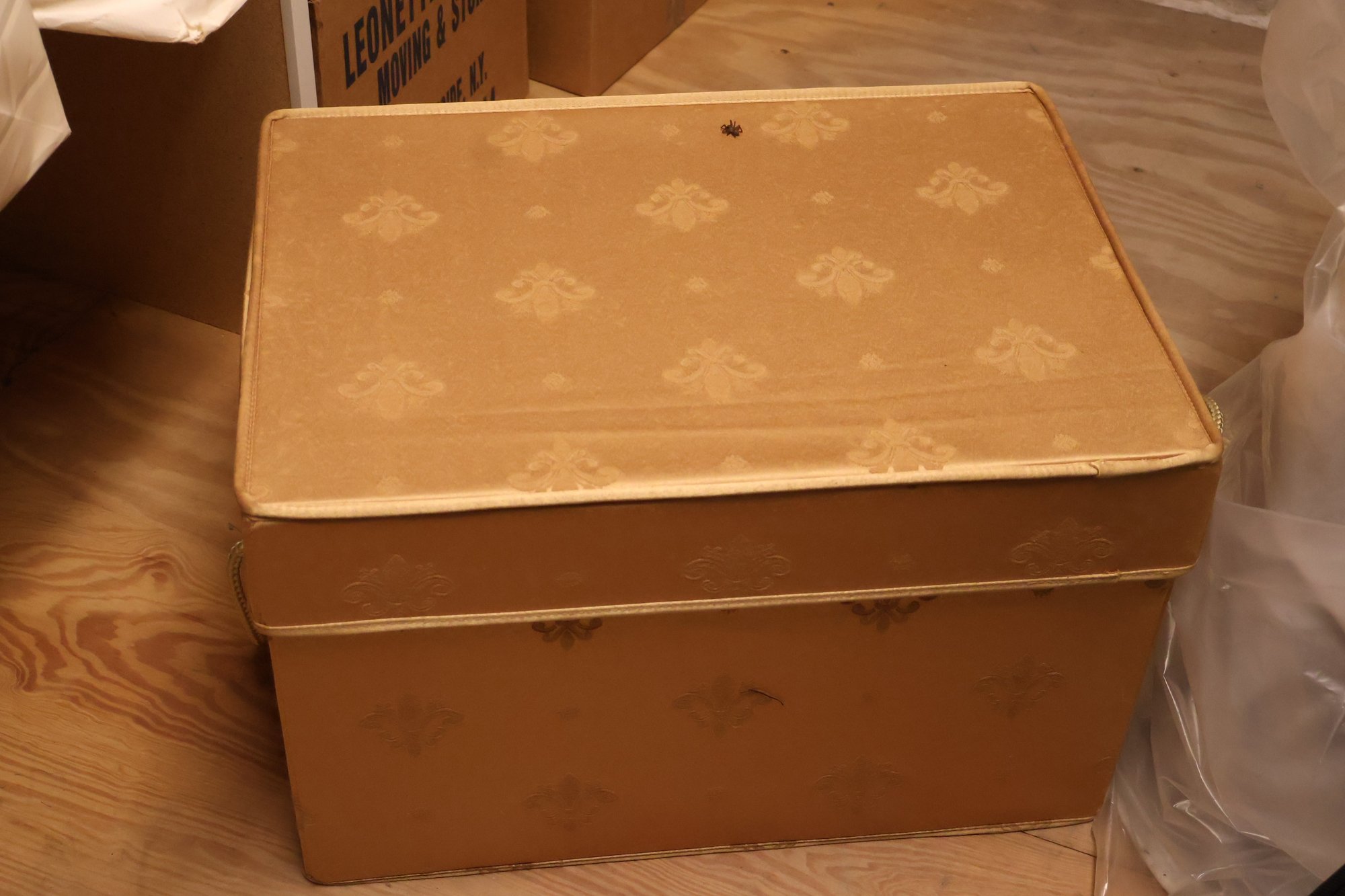 Frontgate Ornament Trunk - Unopened Box #68458 | Auctionninja.com