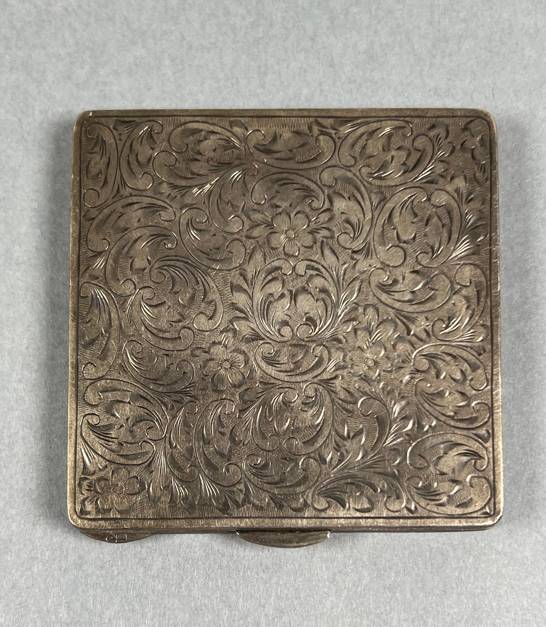 Vintage Engraved Silver Powder Compact #54709 | Auctionninja.com