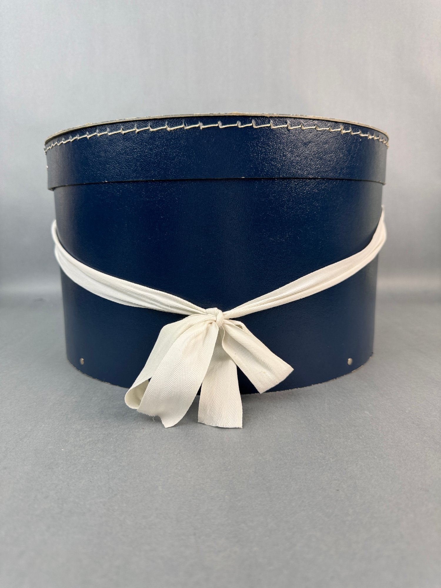Navy Hat Box With Carry Strap #2 #59556 | Auctionninja.com