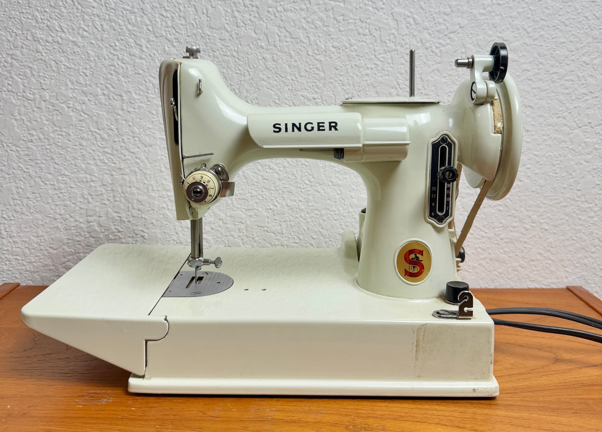 Singer 221k White Featherweight Singer Sewing Machine #63374 ...