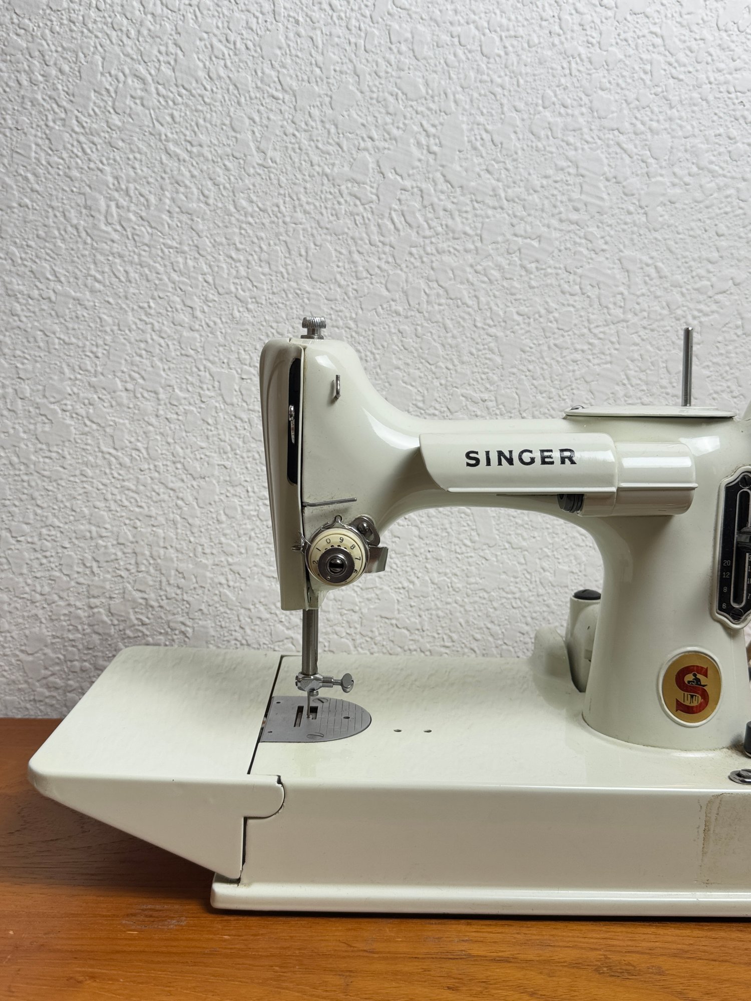 Singer 221k White Featherweight Singer Sewing Machine #63374 ...