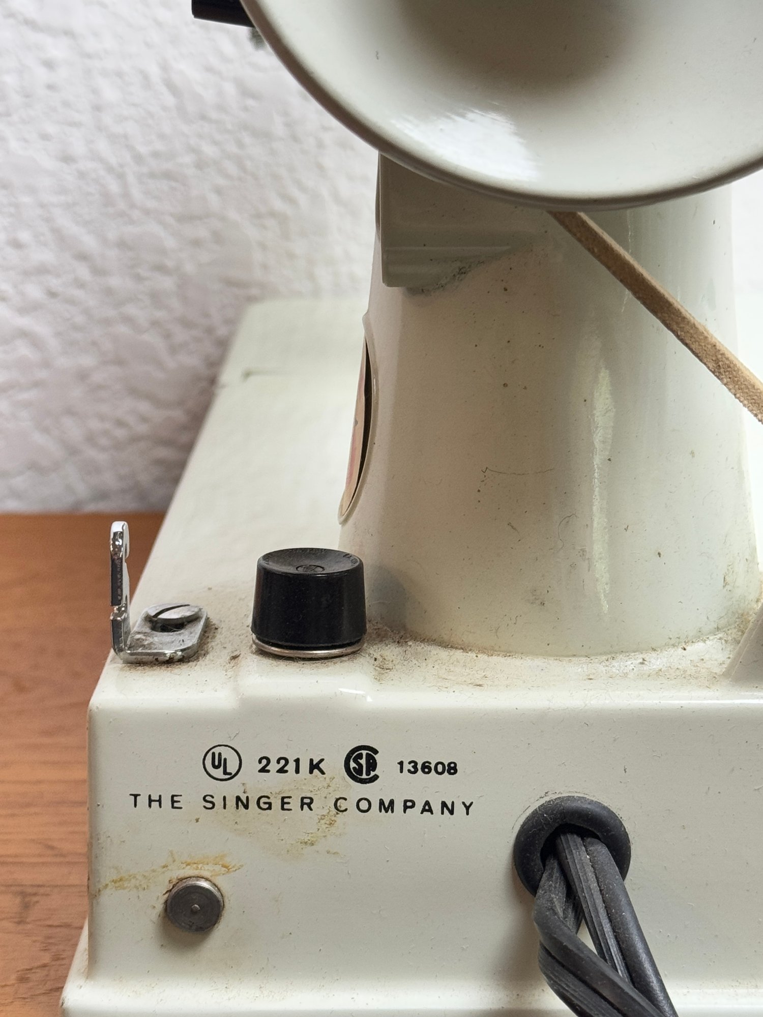 Singer 221k White Featherweight Singer Sewing Machine #63374 ...