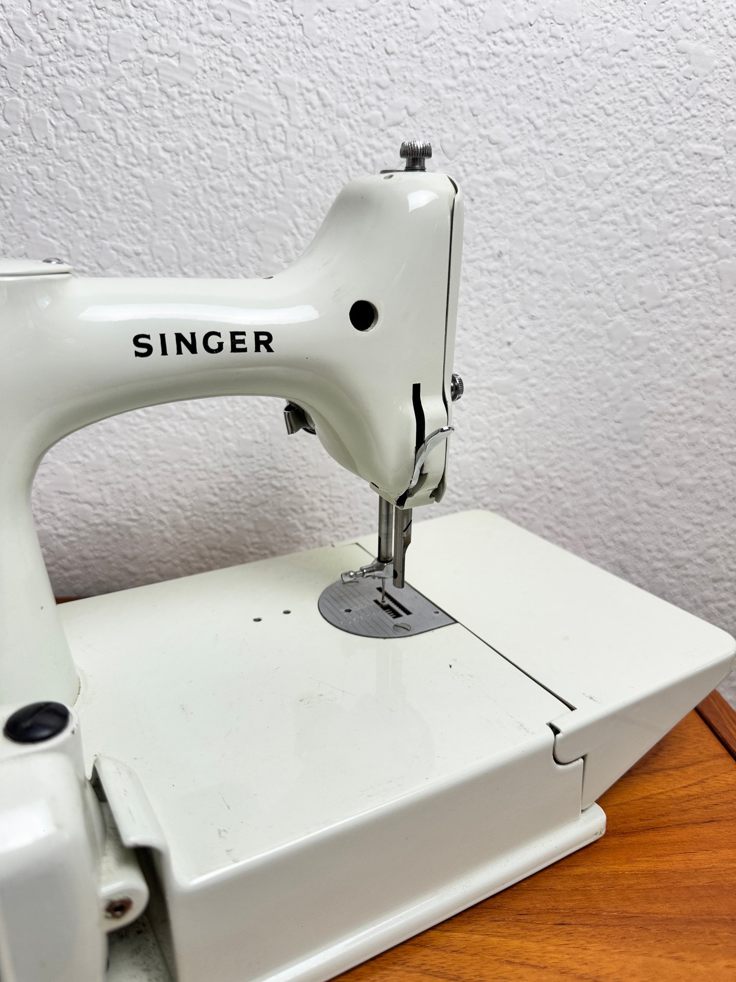 Singer 221k White Featherweight Singer Sewing Machine #63374 ...
