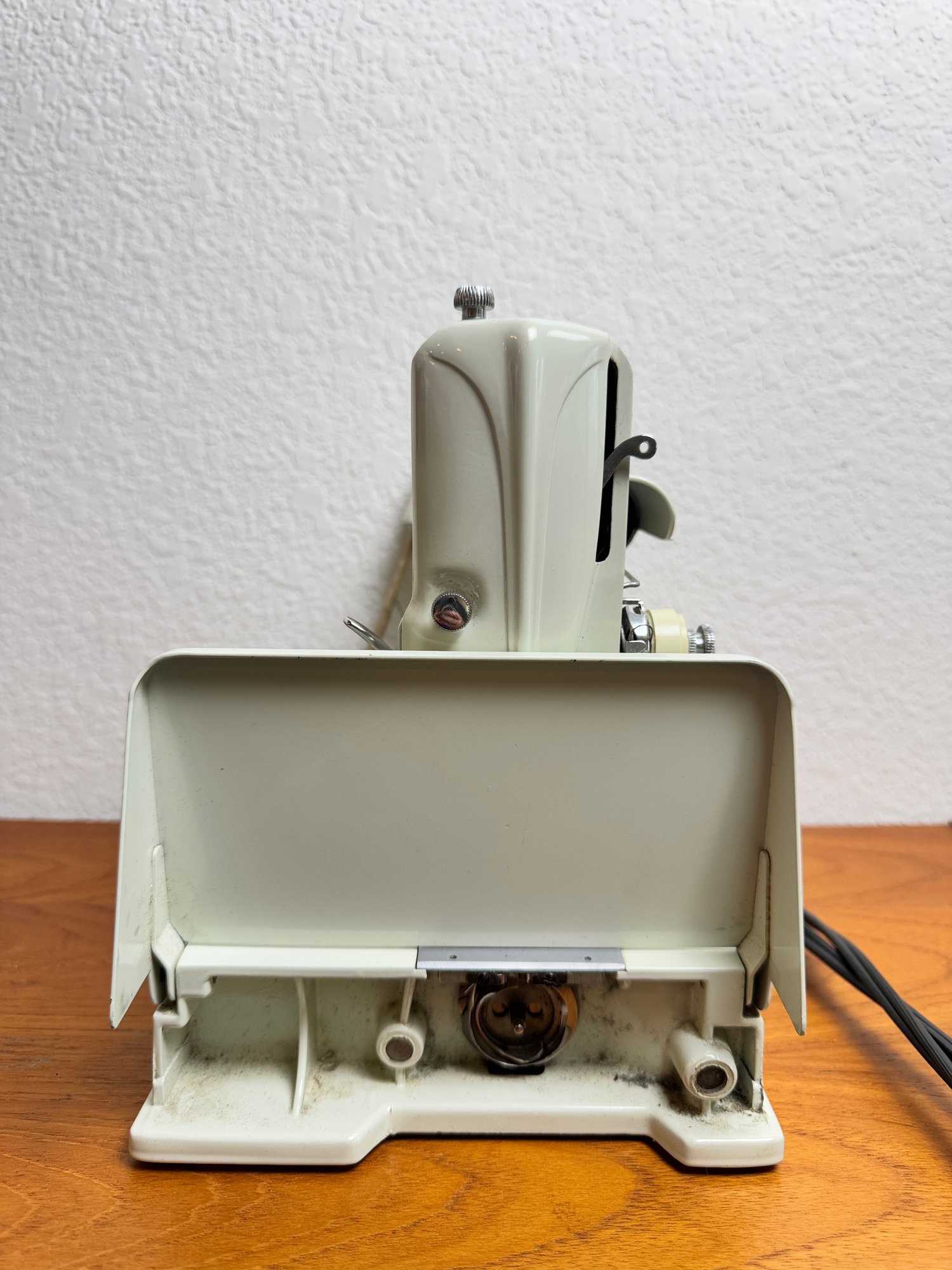 Singer 221k White Featherweight Singer Sewing Machine #63374 ...