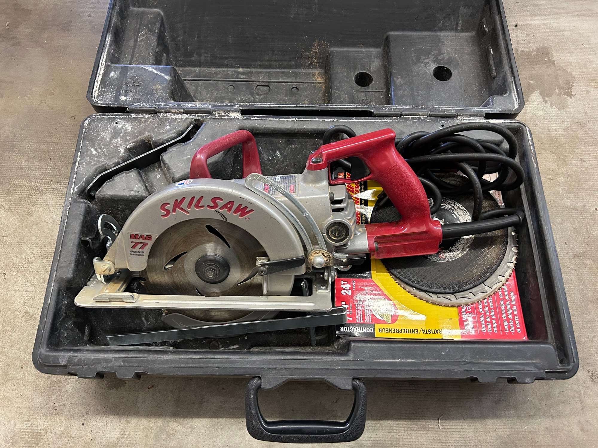 Skilsaw Mag 77 Electric Saw With Extra Blades #79925 | Auctionninja.com