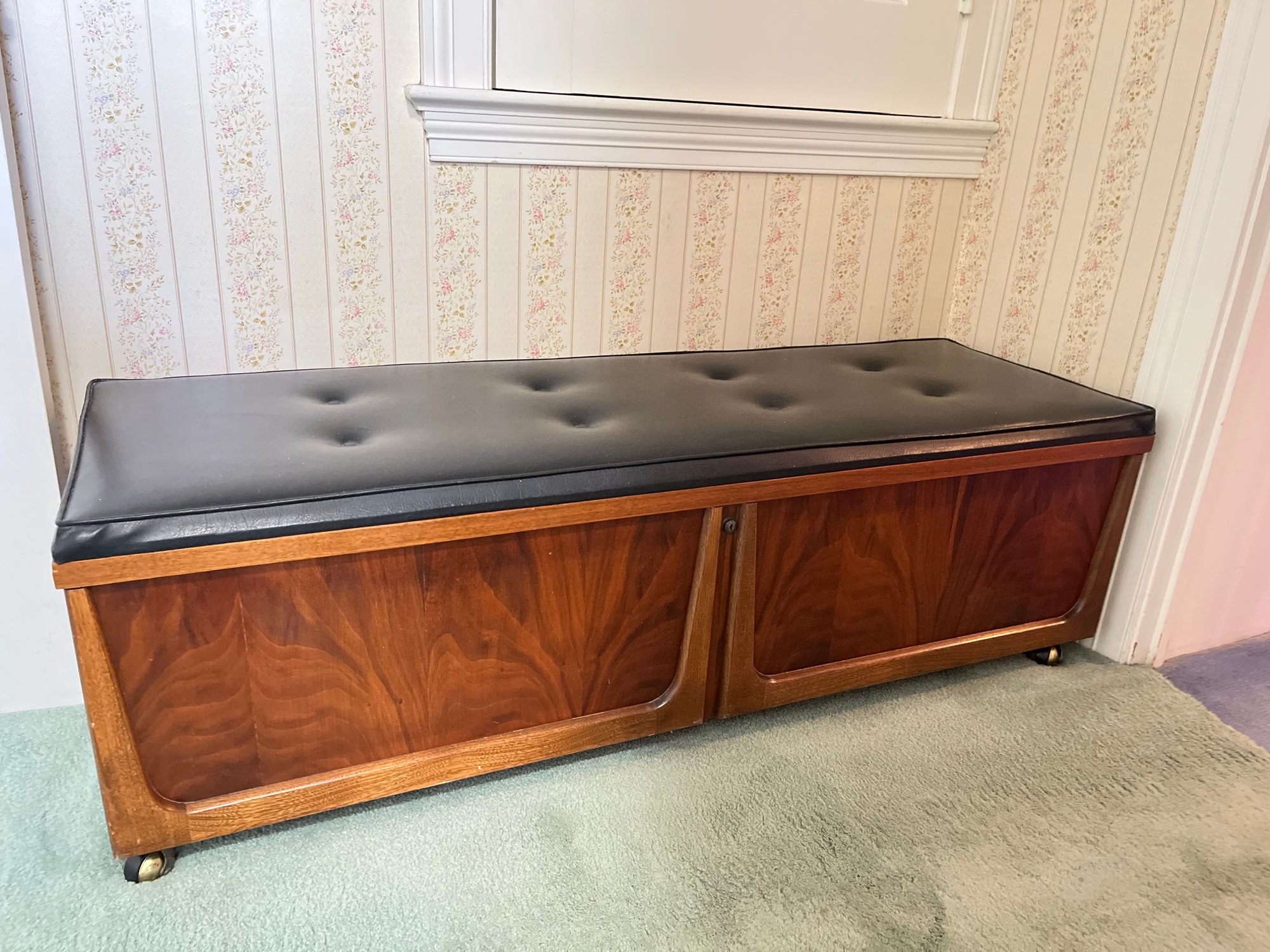 Lane MCM Leather Top Cedar Chest Bench #13172 | Auctionninja.com