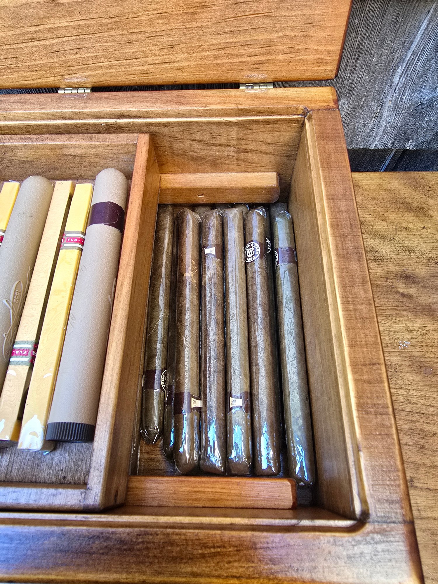 Vintage Hand Carved Top Cigar Humidor With Cigars #8549 | Auctionninja.com