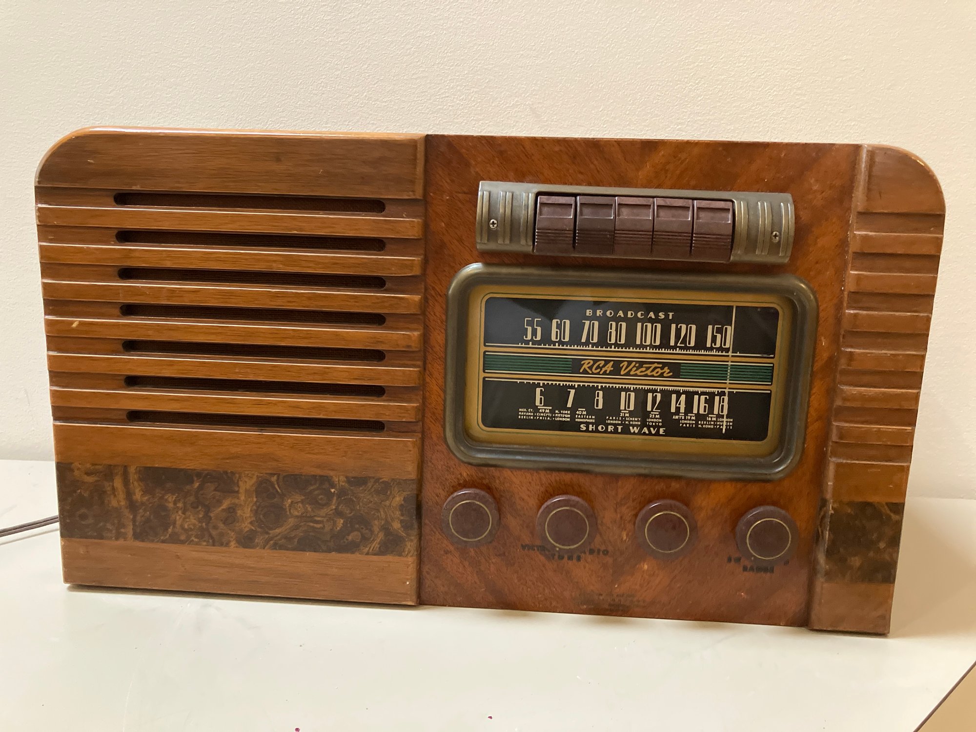 1940s Shortwave Radio #6139 | Auctionninja.com