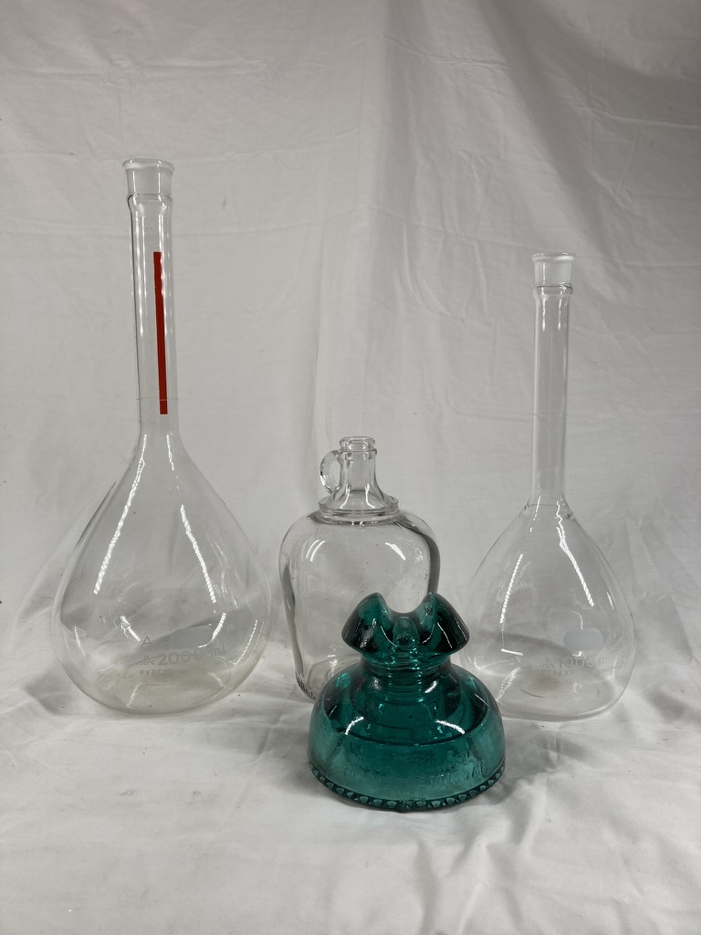 Measuring Flasks And Other Glass Pieces #17940 | Auctionninja.com