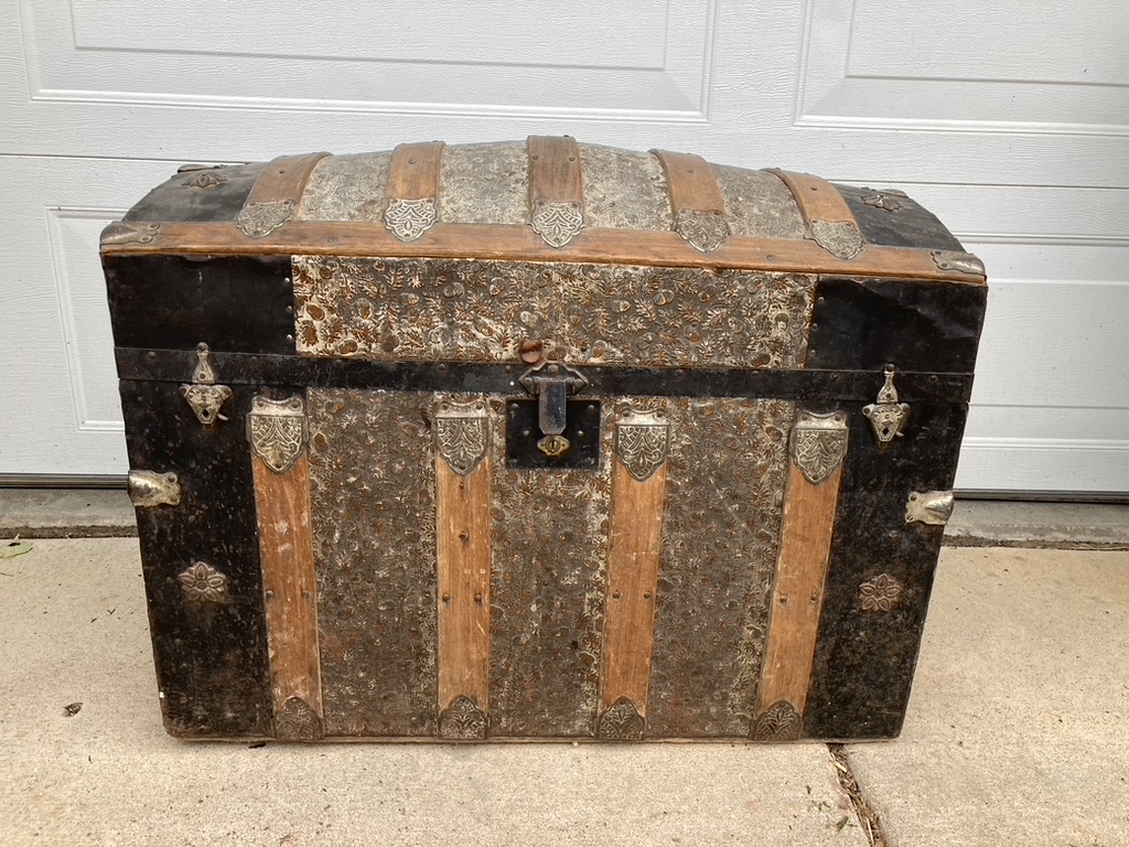 Very Vintage Decorated Black Storage Trunk #18244 | Auctionninja.com
