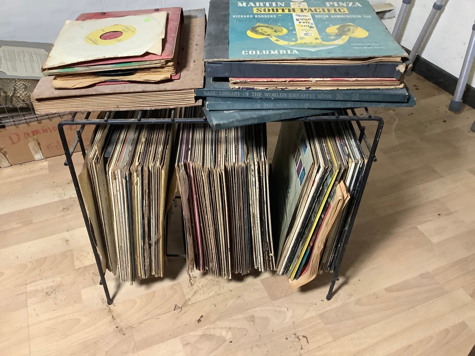 Rack Of Records #14096 | Auctionninja.com