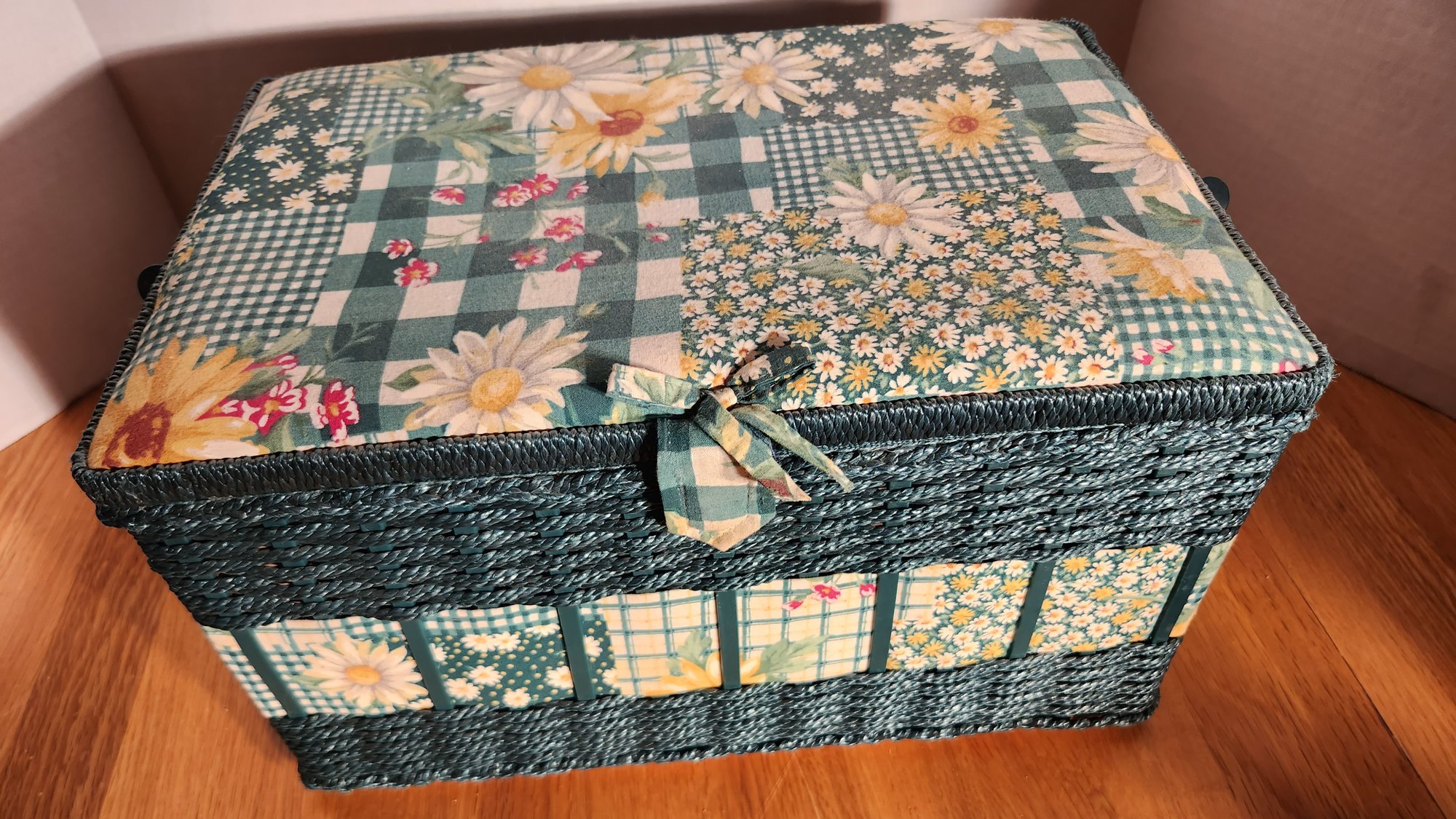 Daisy Pattern Sewing Notions Box, Caddy #7314 | Auctionninja.com