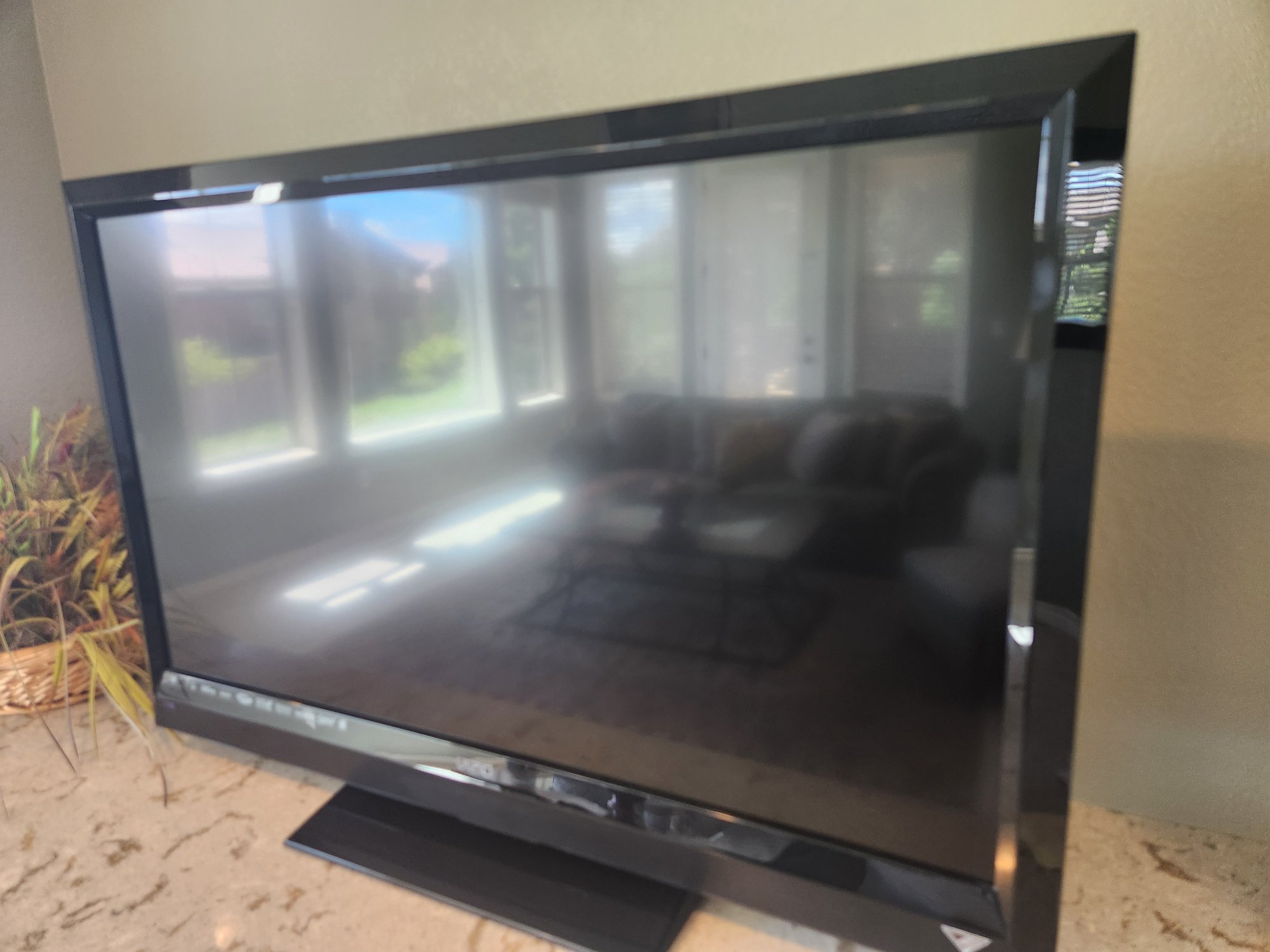43" Vizio HD TV Television Model E422VLE #10115 | Auctionninja.com