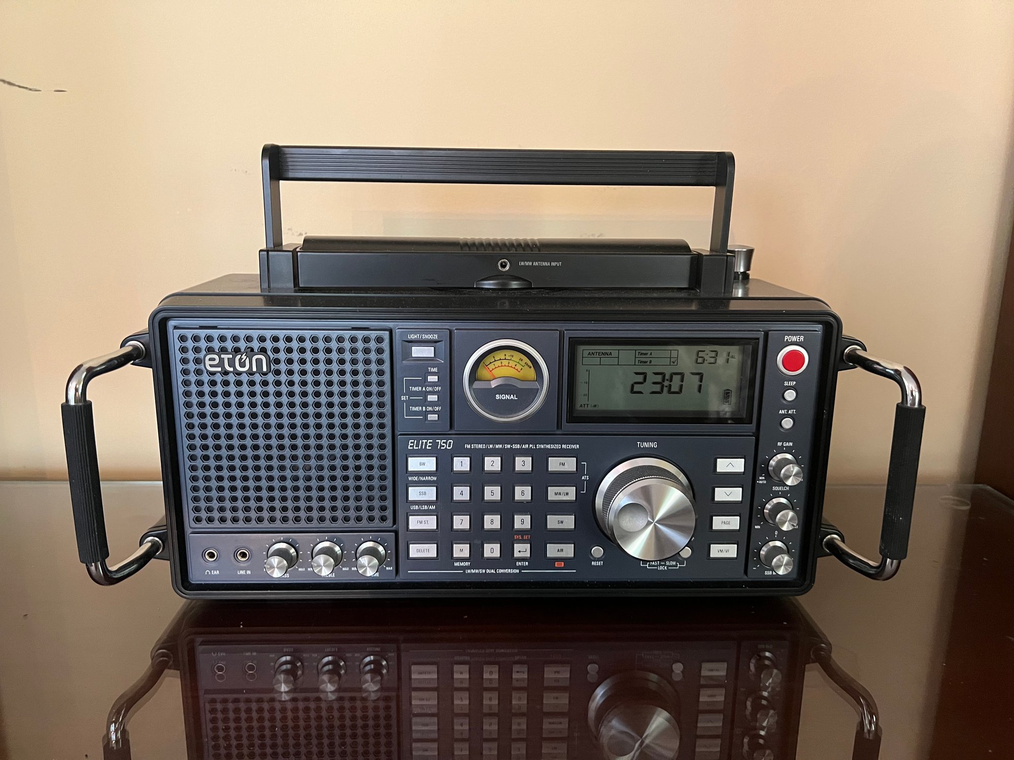ELITE 750 INTERNATIONAL, AM/FM CLOCK RADIO WITH MP3 CAPABILITY #16260 ...