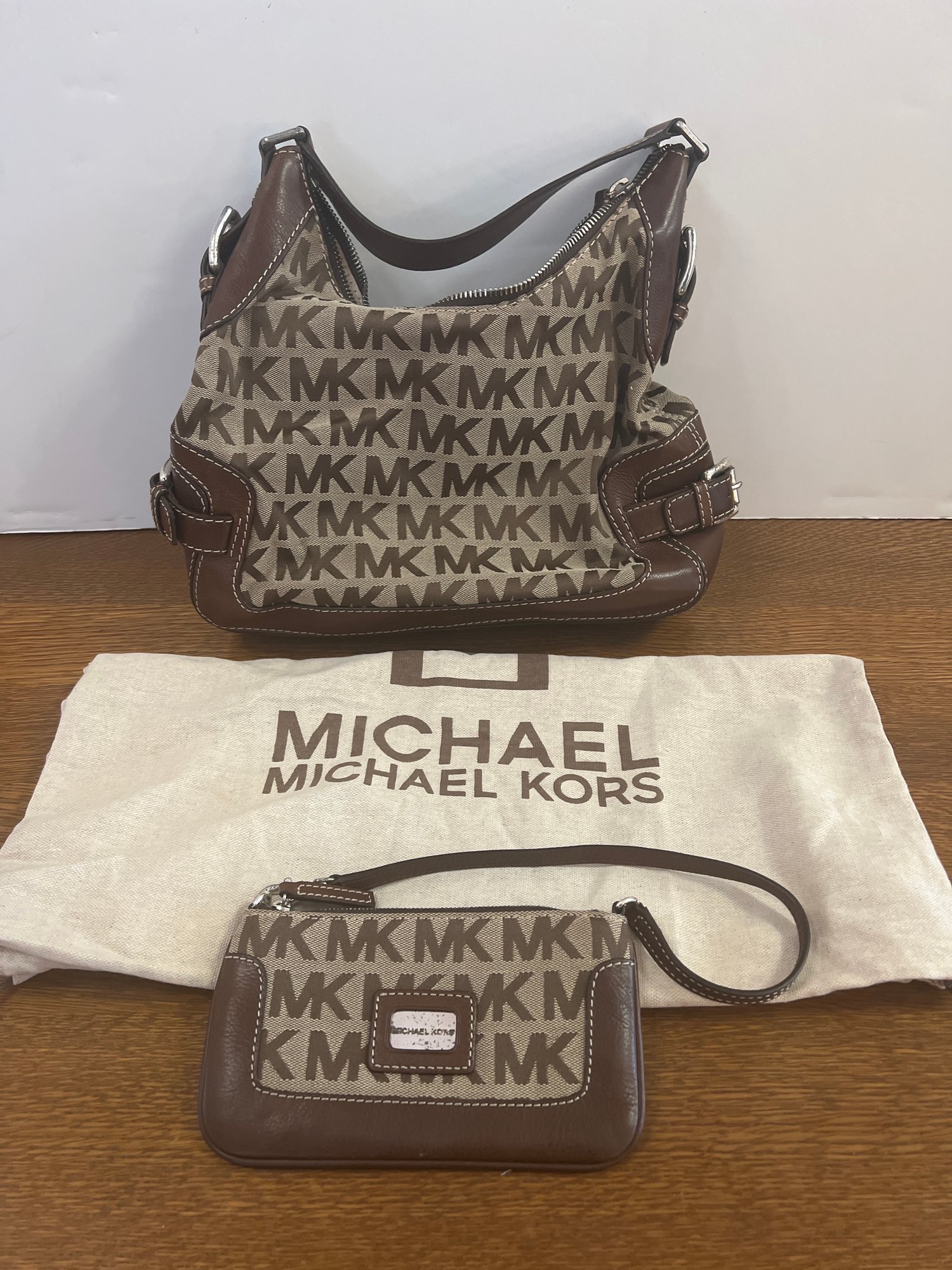 Michael Kors Pocketbook, Wristlet And Dust Bag #16006 | Auctionninja.com