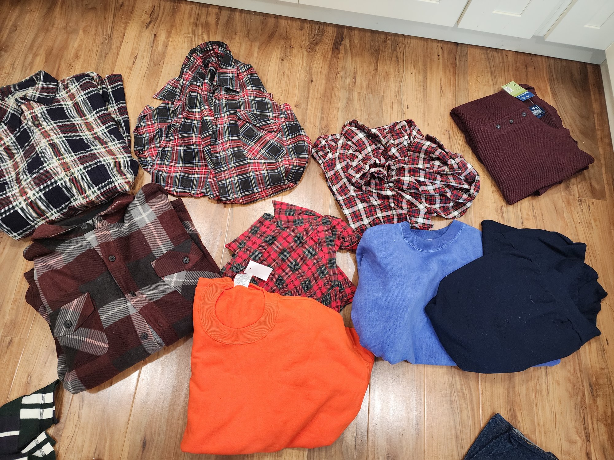 #24 LOT OF MENS FLANNEL AND MORE SHIRTS XL #6374 | Auctionninja.com