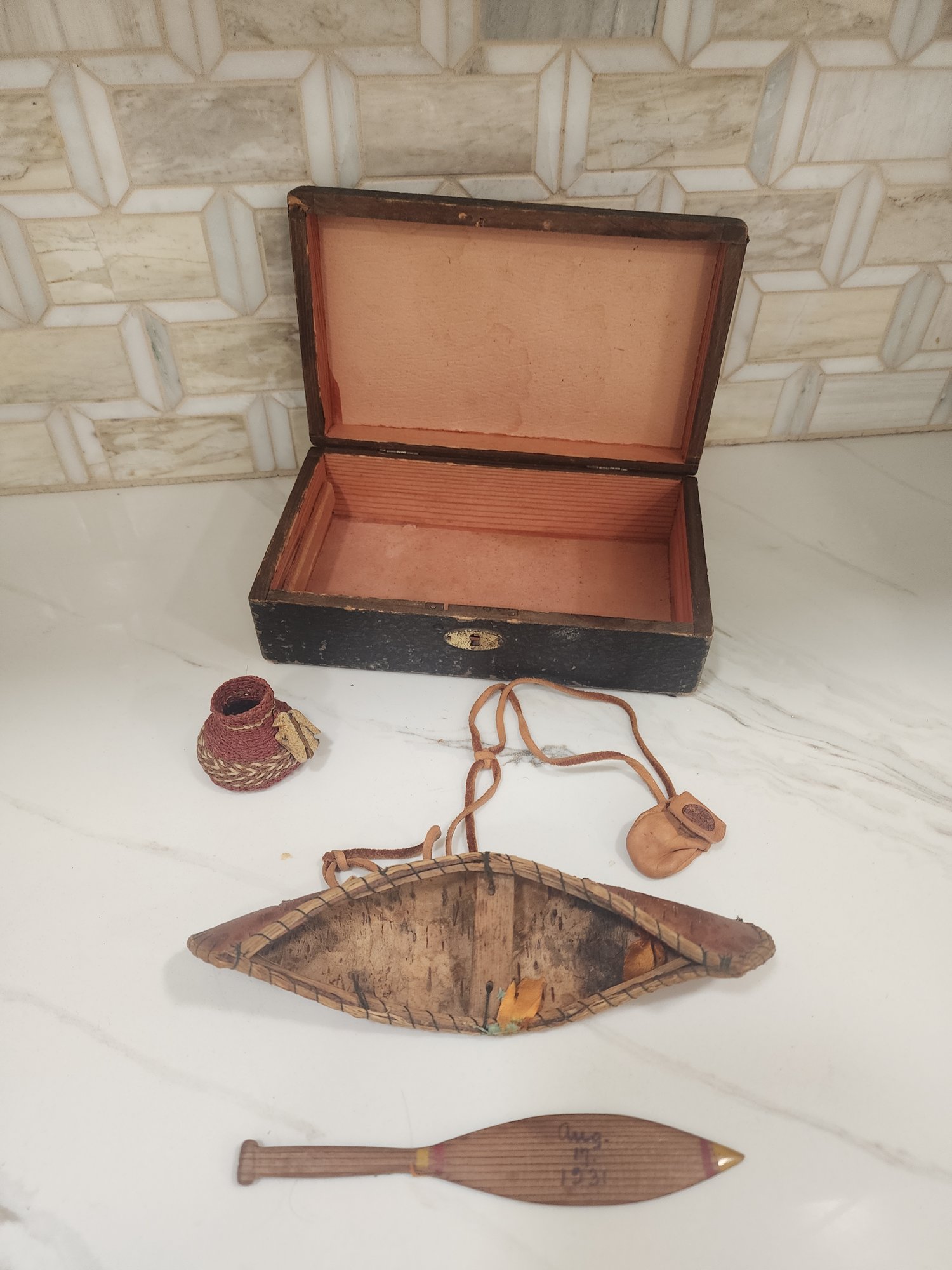 #131 VINTAGE WOOD BOX FILLED WITH NATIVE AMERICAN TRINKETS #9034 ...