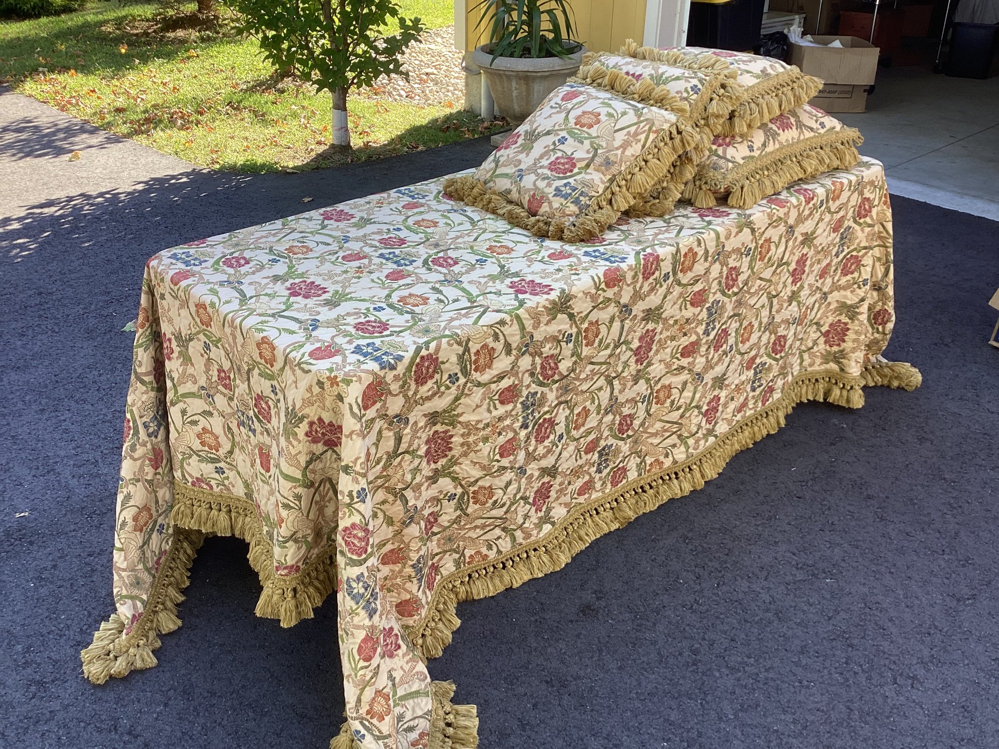 Custom Made Queen Size Bed Spread With Pillows #3886 | Auctionninja.com