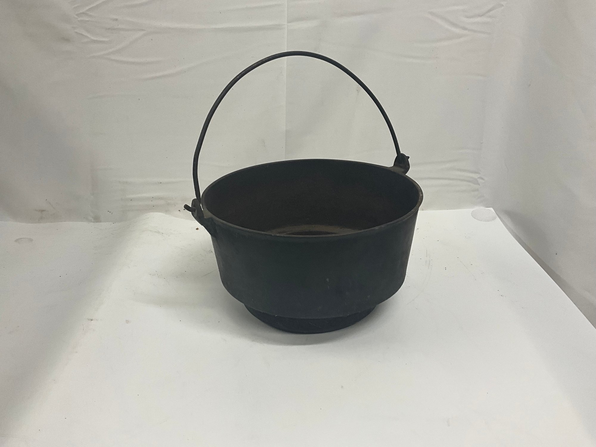 225A. Cast Iron Footed Pot With Bail Handle #8916 | Auctionninja.com