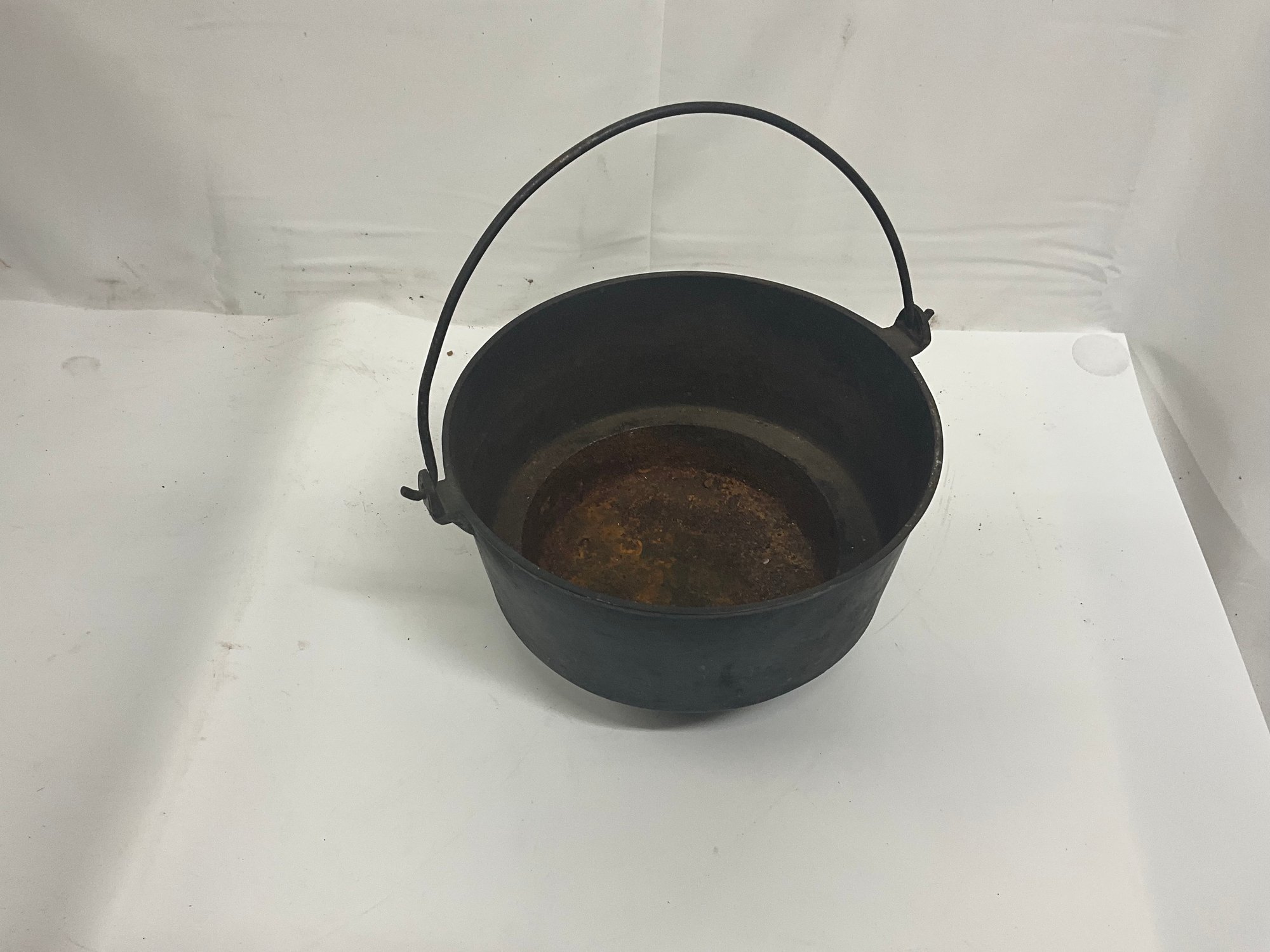 225A. Cast Iron Footed Pot With Bail Handle #8916 | Auctionninja.com