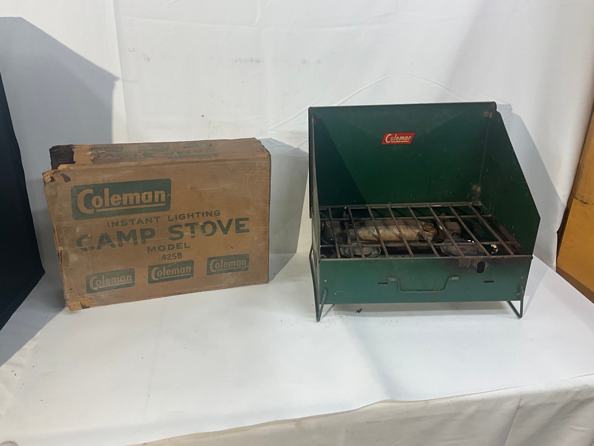 240A. Coleman Stove Model 425b #8931 | Auctionninja.com