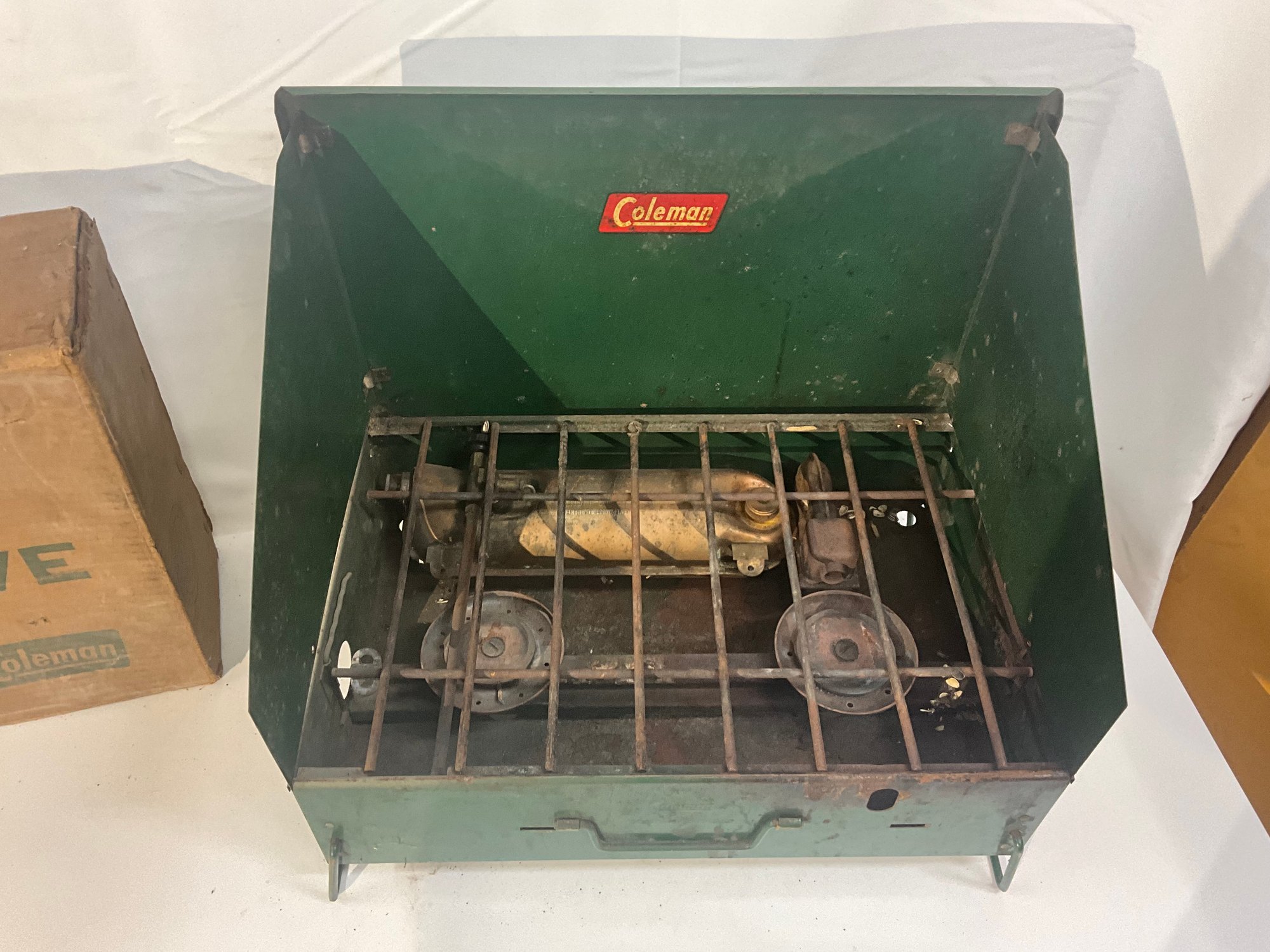 240A. Coleman Stove Model 425b #8931 | Auctionninja.com