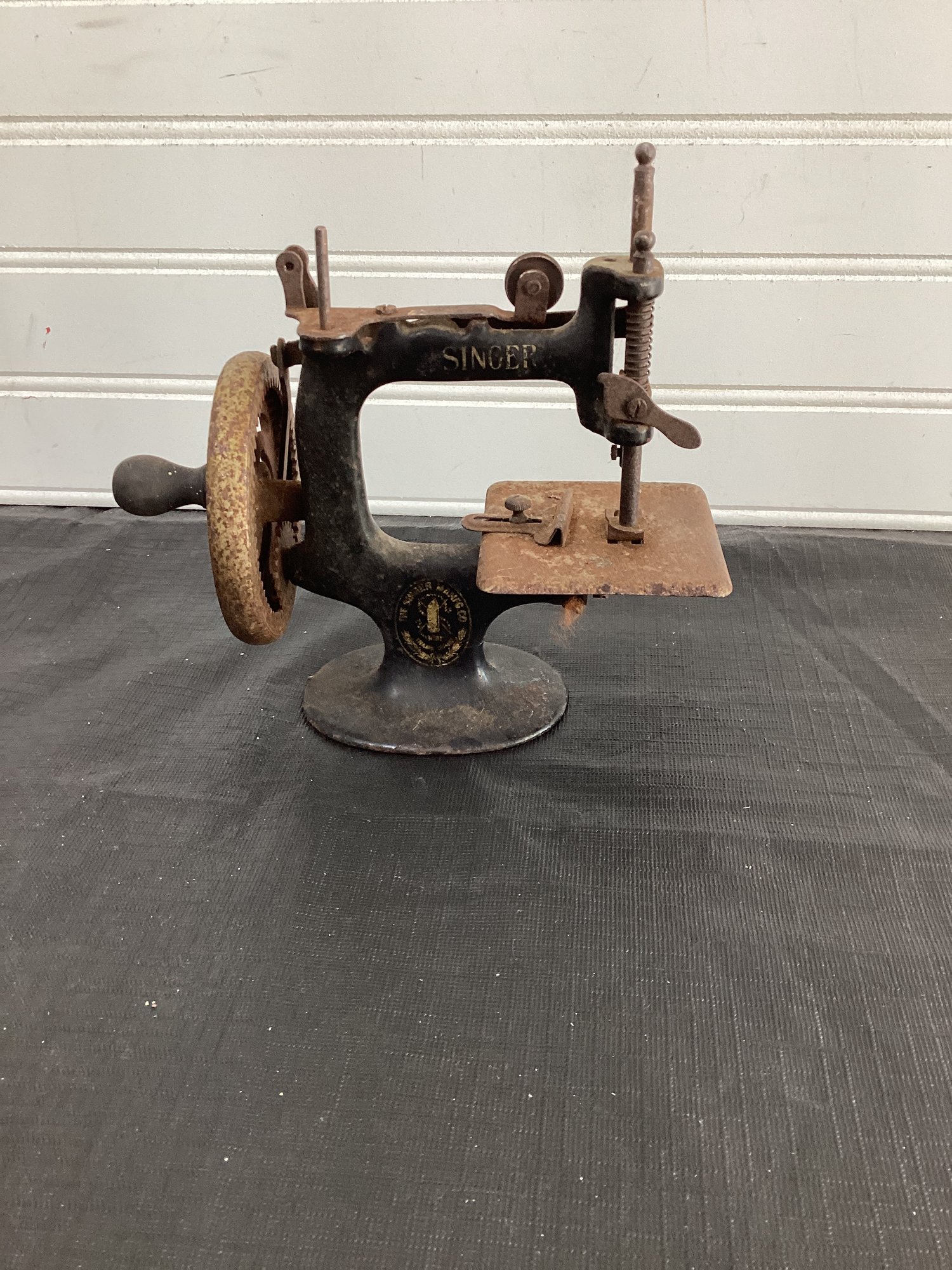 Vintage 1920s Singer Toy Hand Crank Sewing Machine #9529 | Auctionninja.com