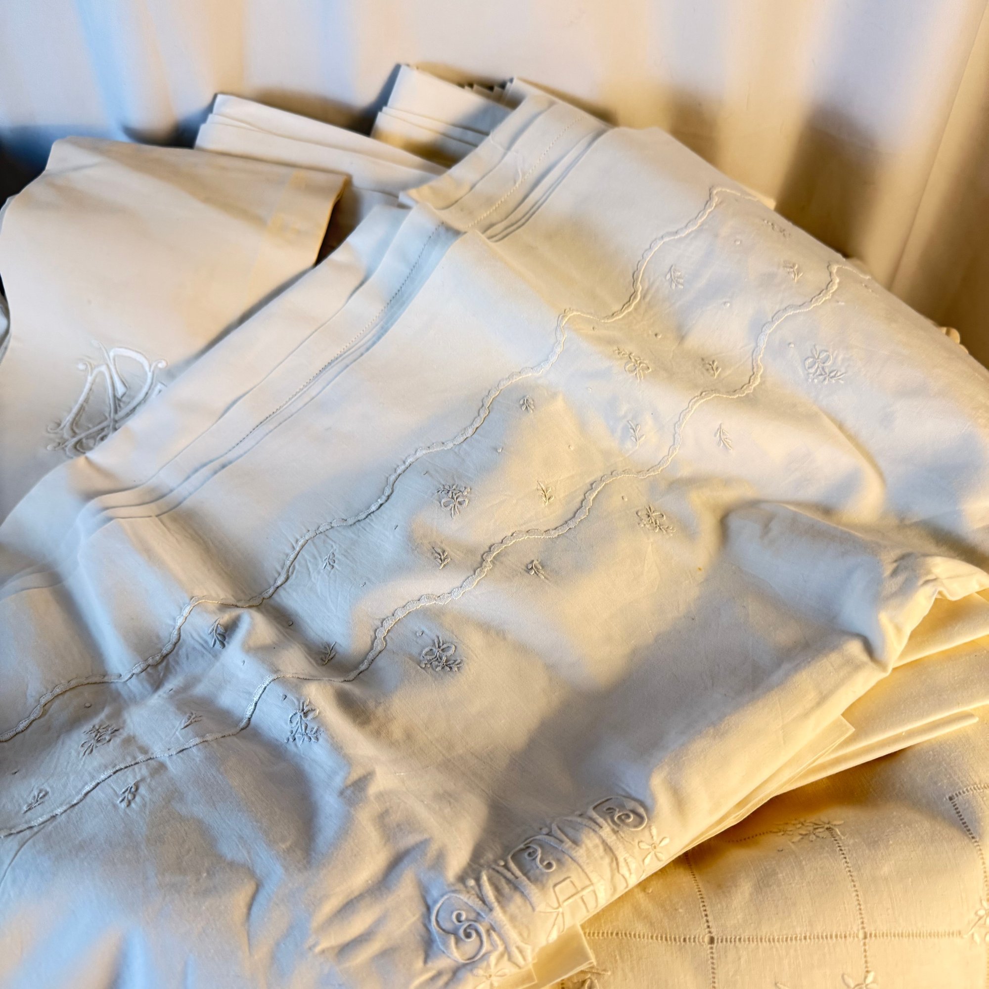 Vintage Embroidered Linens Sheets And Pillowcases #4293 | Auctionninja.com