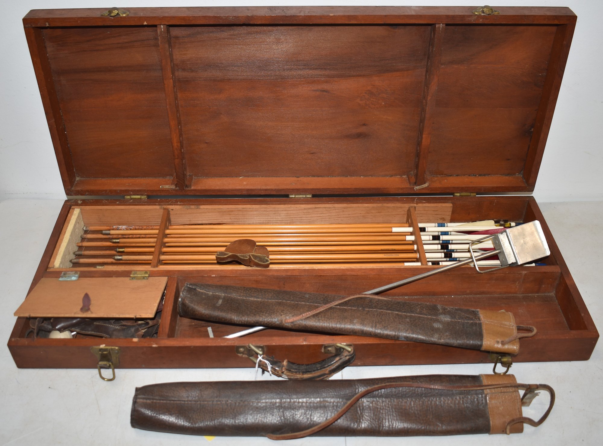 ARCHERY CASE W/ ARROWS & ACCESSORIES #7611 | Auctionninja.com