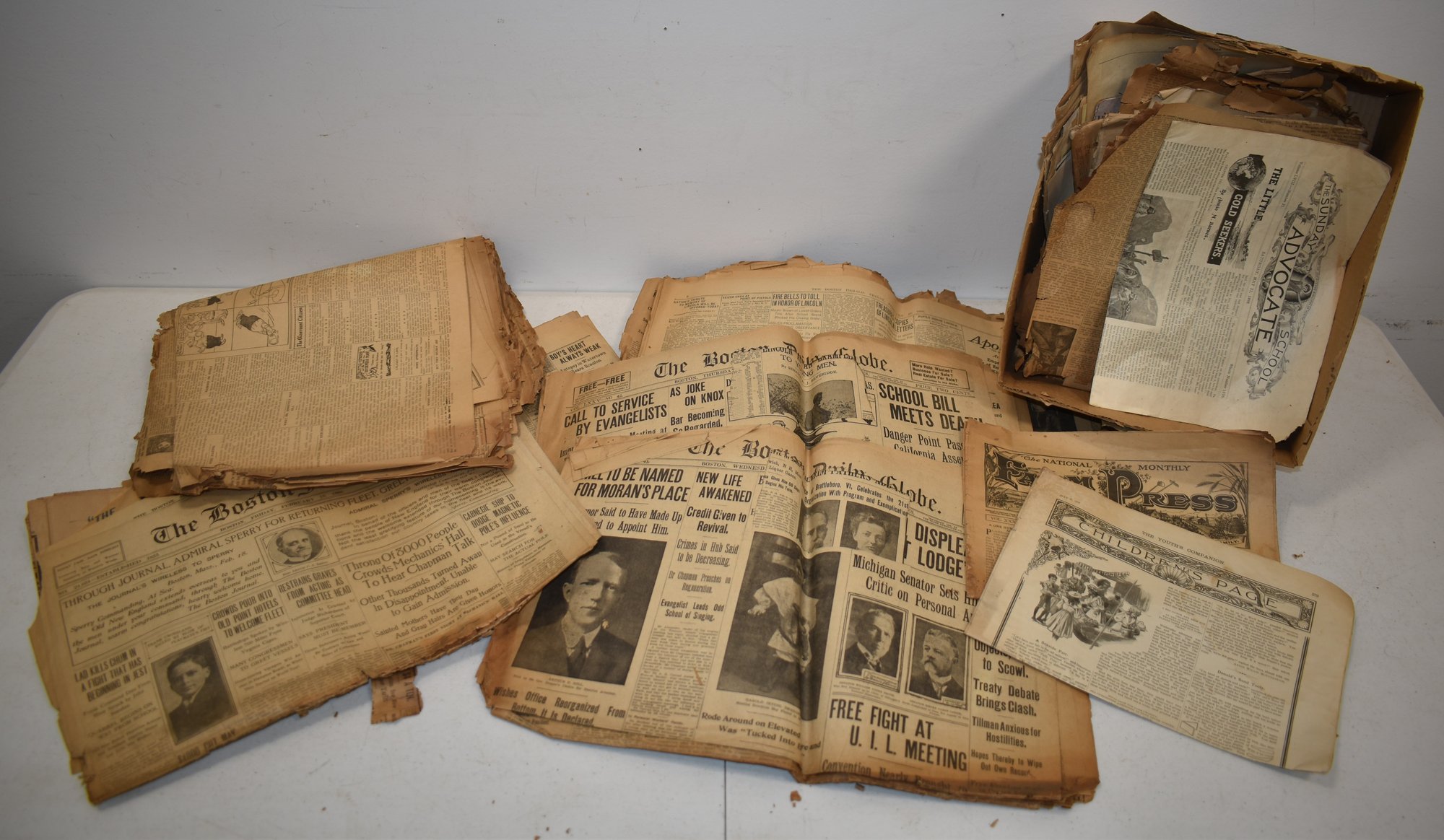 LOT VINTAGE NEWSPAPERS #10740 | Auctionninja.com