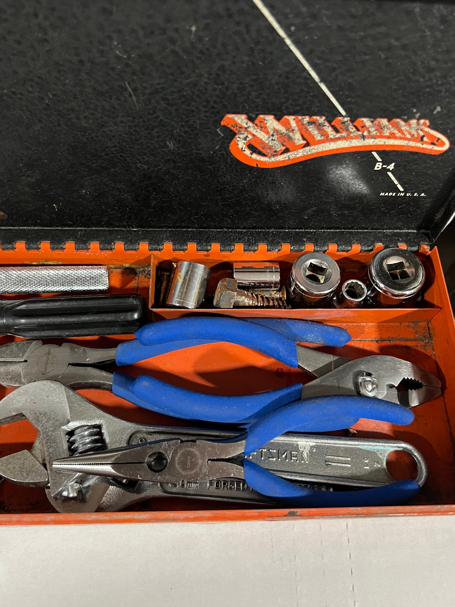 Williams Toolbox Full Of Assorted Tools #8498 | Auctionninja.com