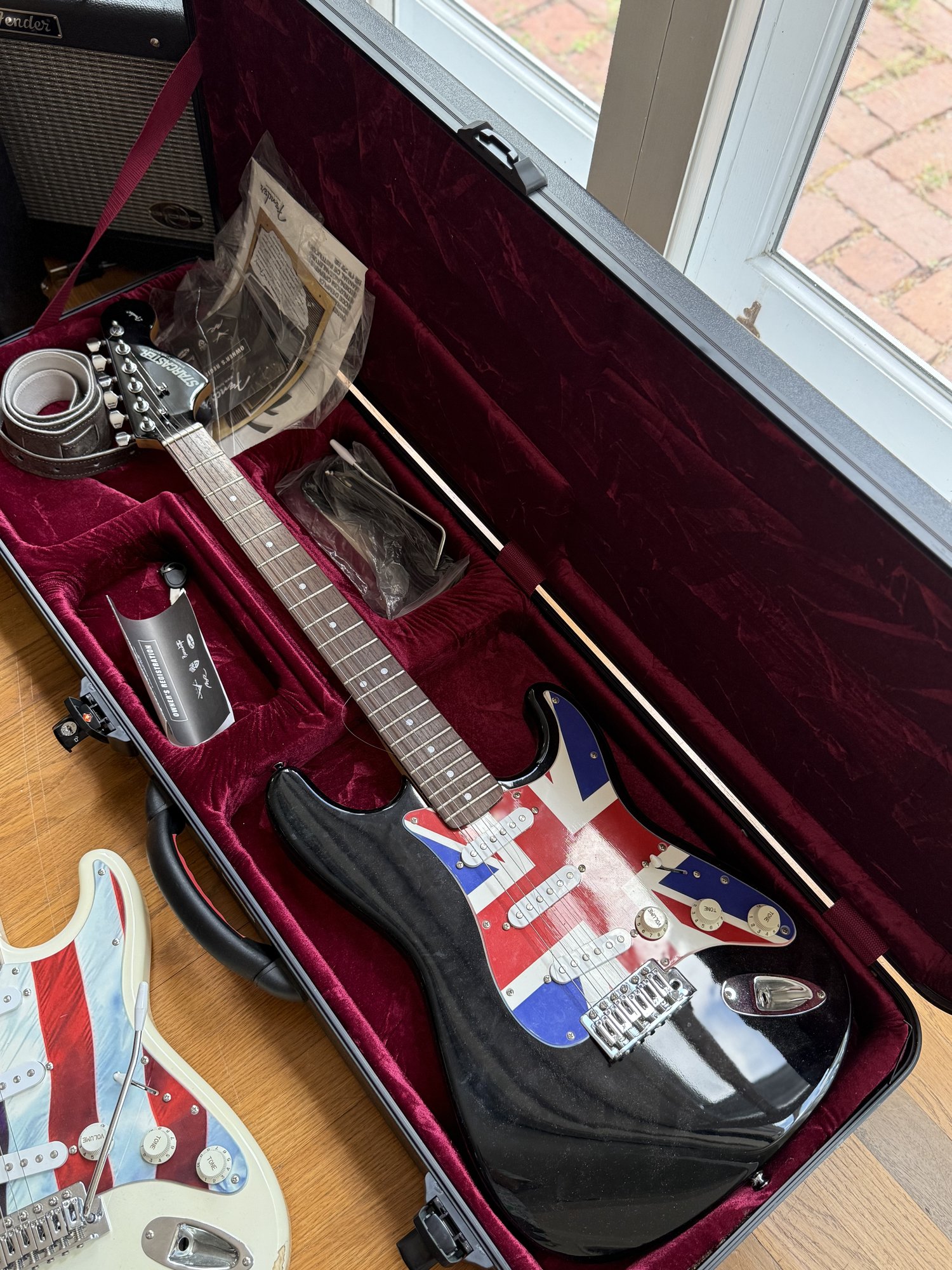 Fender Starcaster Guitar In Gator Hard Case #1041 | Auctionninja.com