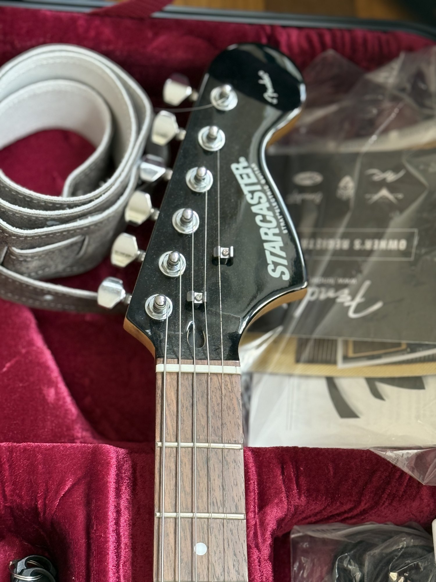 Fender Starcaster Guitar In Gator Hard Case #1041 | Auctionninja.com