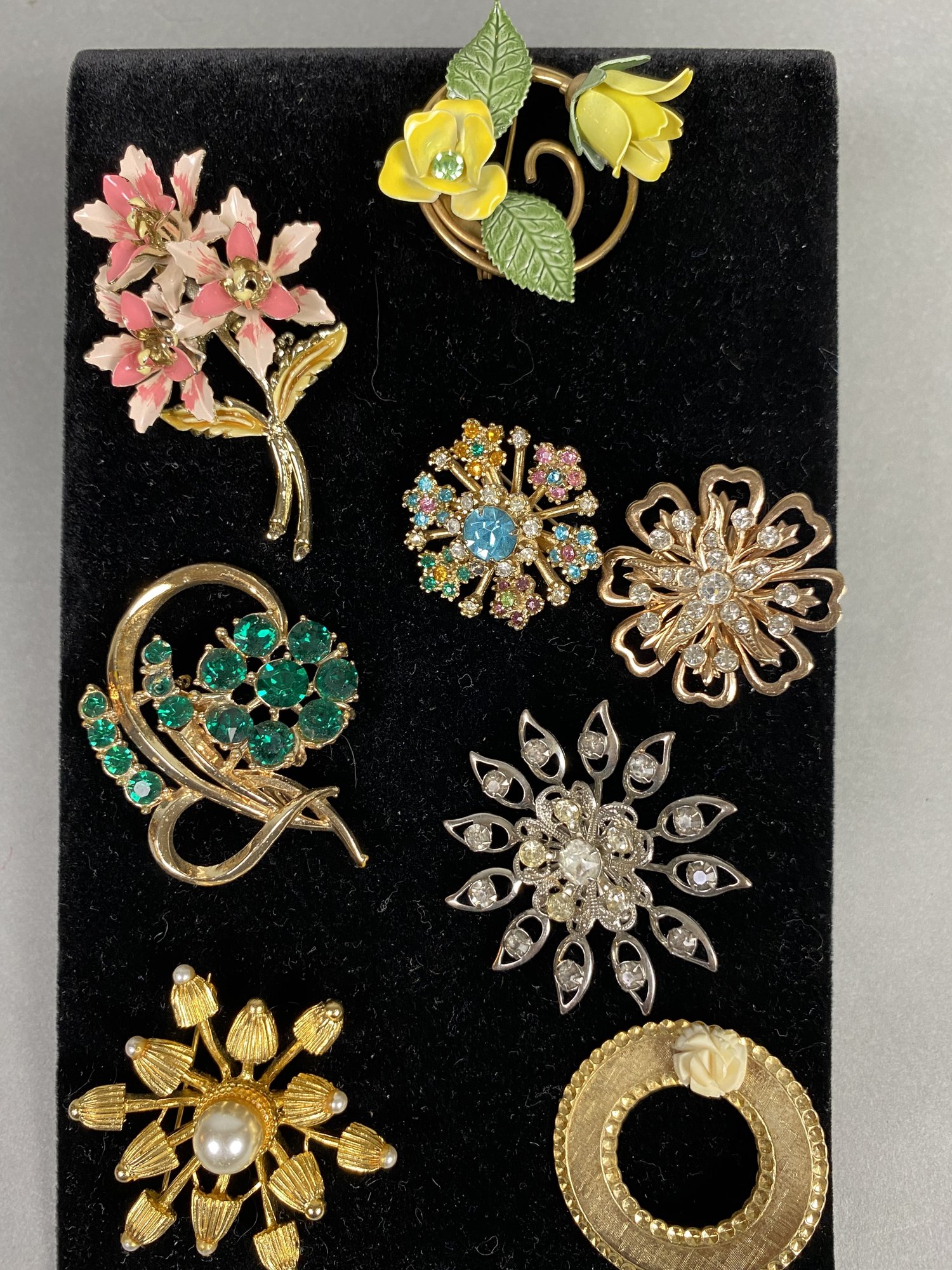 Pretty Sparkly Vintage Rhinestone And Faux Jewel Pins And Brooches ...