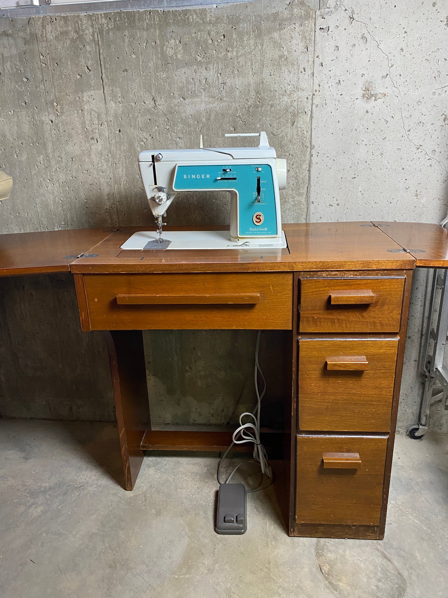 Wonderful Singer Touch & Sew Sewing Machine, Model 628, With Deluxe Zig ...