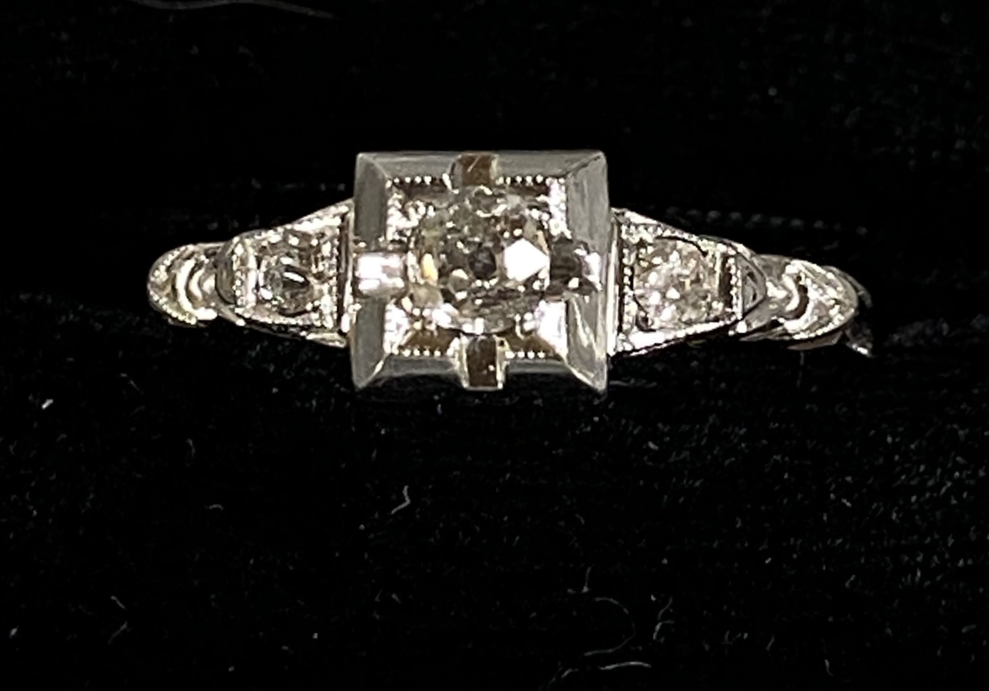 Gorgeous 18K Gold Diamond Wedding Engagement Ring With Three Diamonds ...