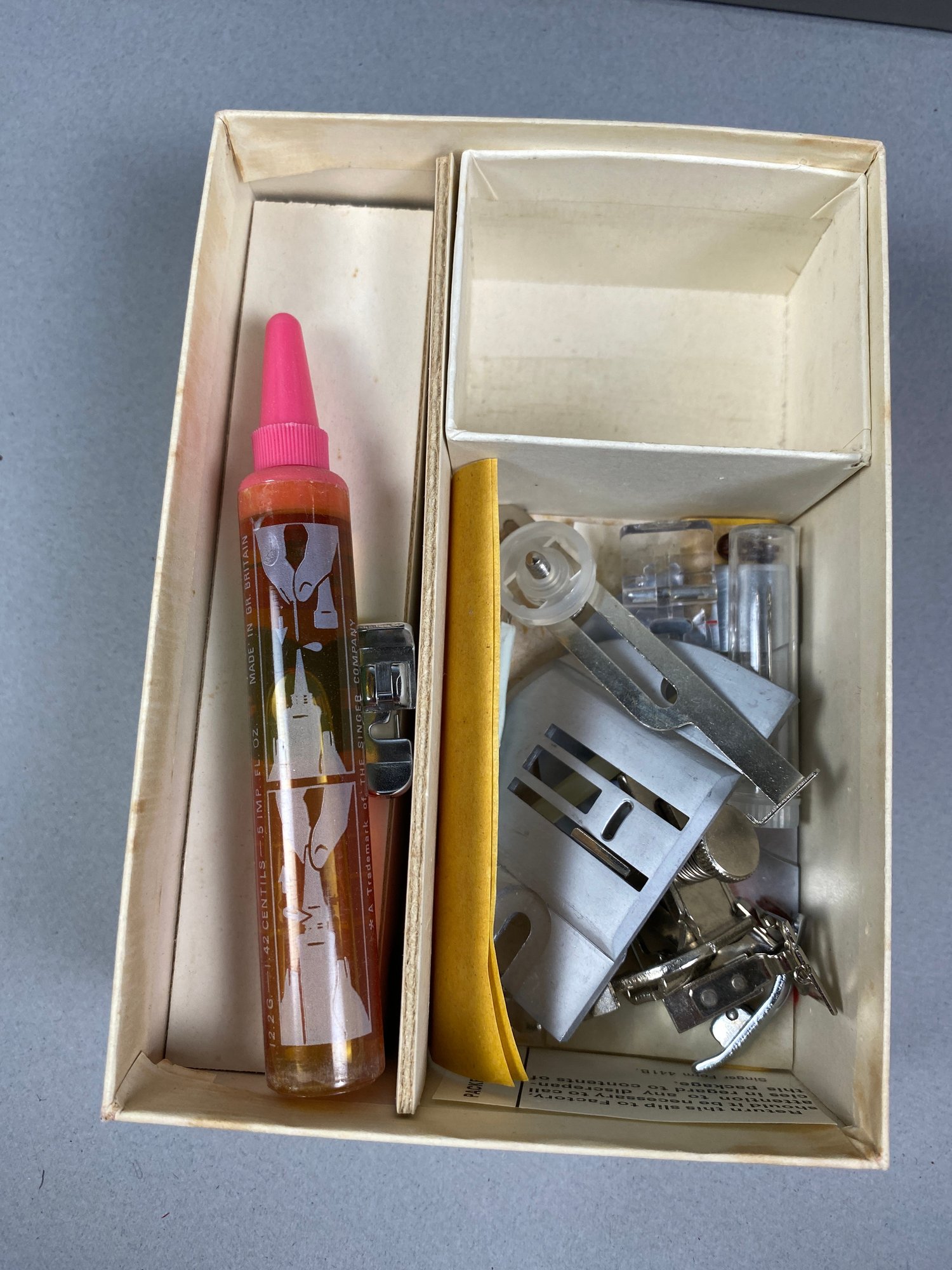 Singer Stylist Zig Zag Sewing Machine With Manual & Accessories, Model ...