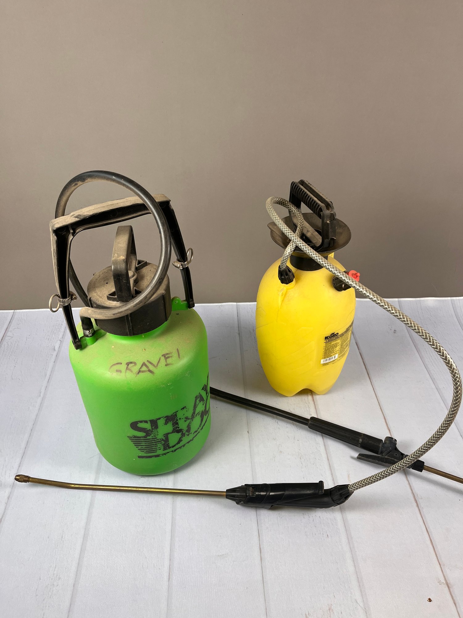 Two Garden Weed Sprayers, Including 1-gallon KGRO Sprayer And 1-gallon ...