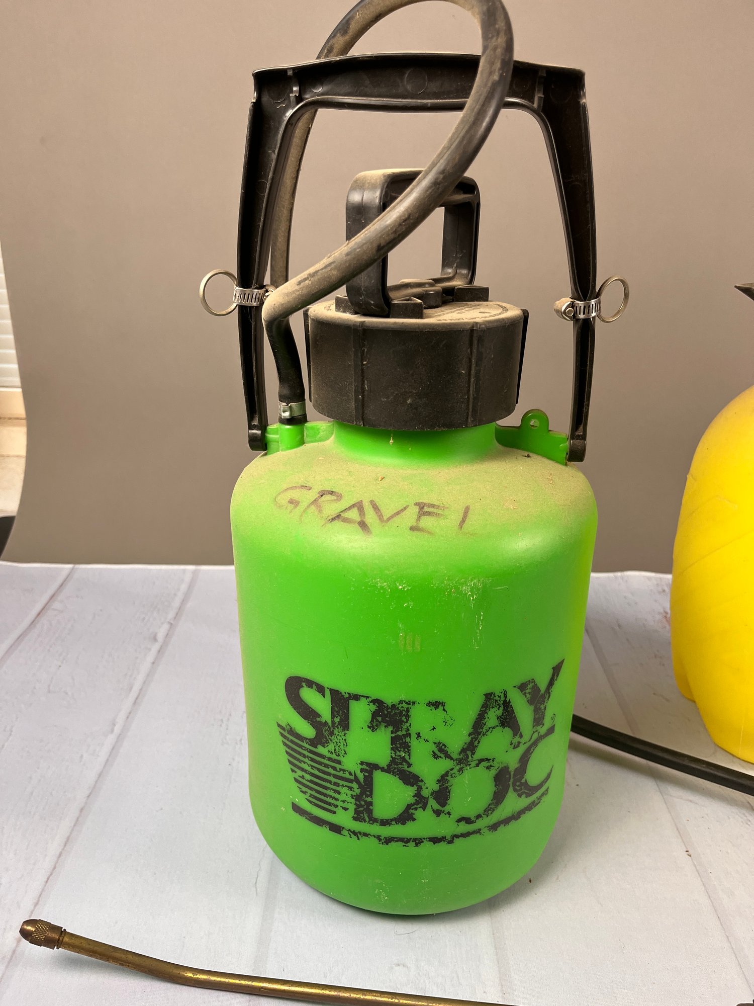 Two Garden Weed Sprayers, Including 1-gallon KGRO Sprayer And 1-gallon ...