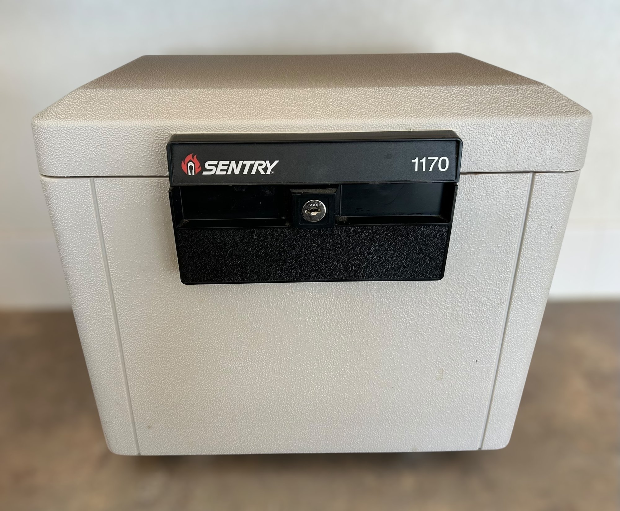Sentry 1170 Small Locking Fire Resistant Safe (does NOT Include Key ...