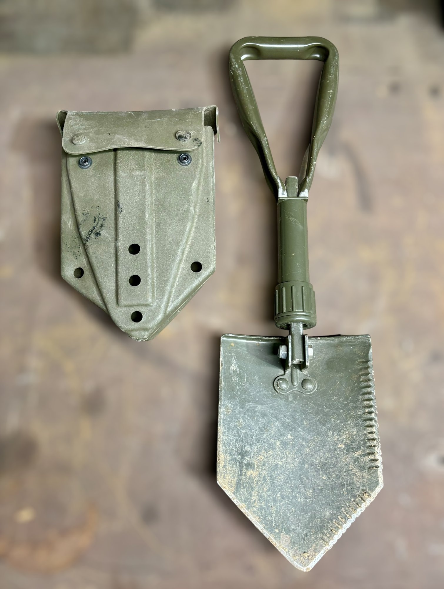 Military Green Bund Tri-fold Shovel W/ Case #11110 | Auctionninja.com