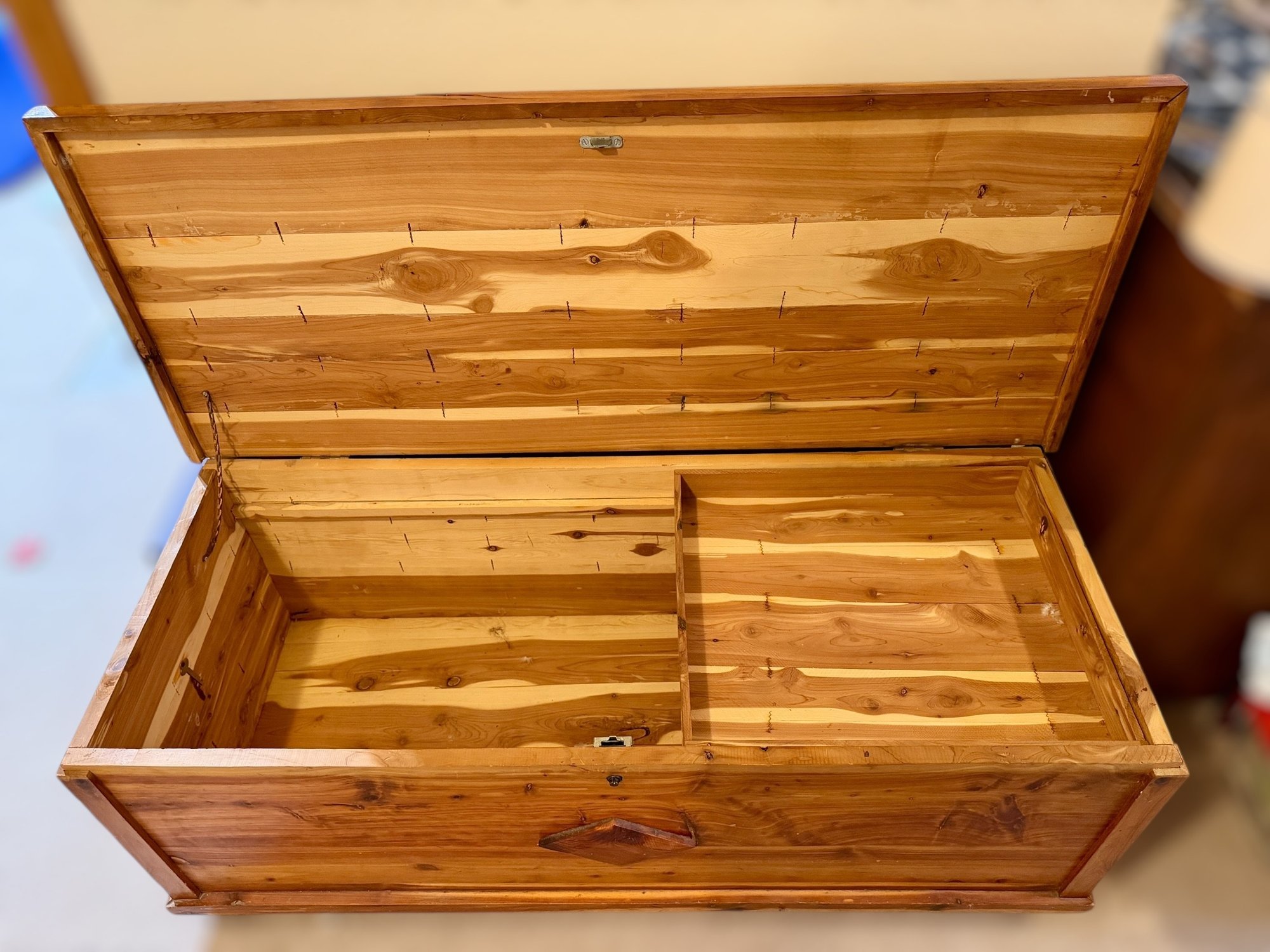 Large Locking Retro Cedar Chest W/ Front Diamond Embelishment #31623 ...